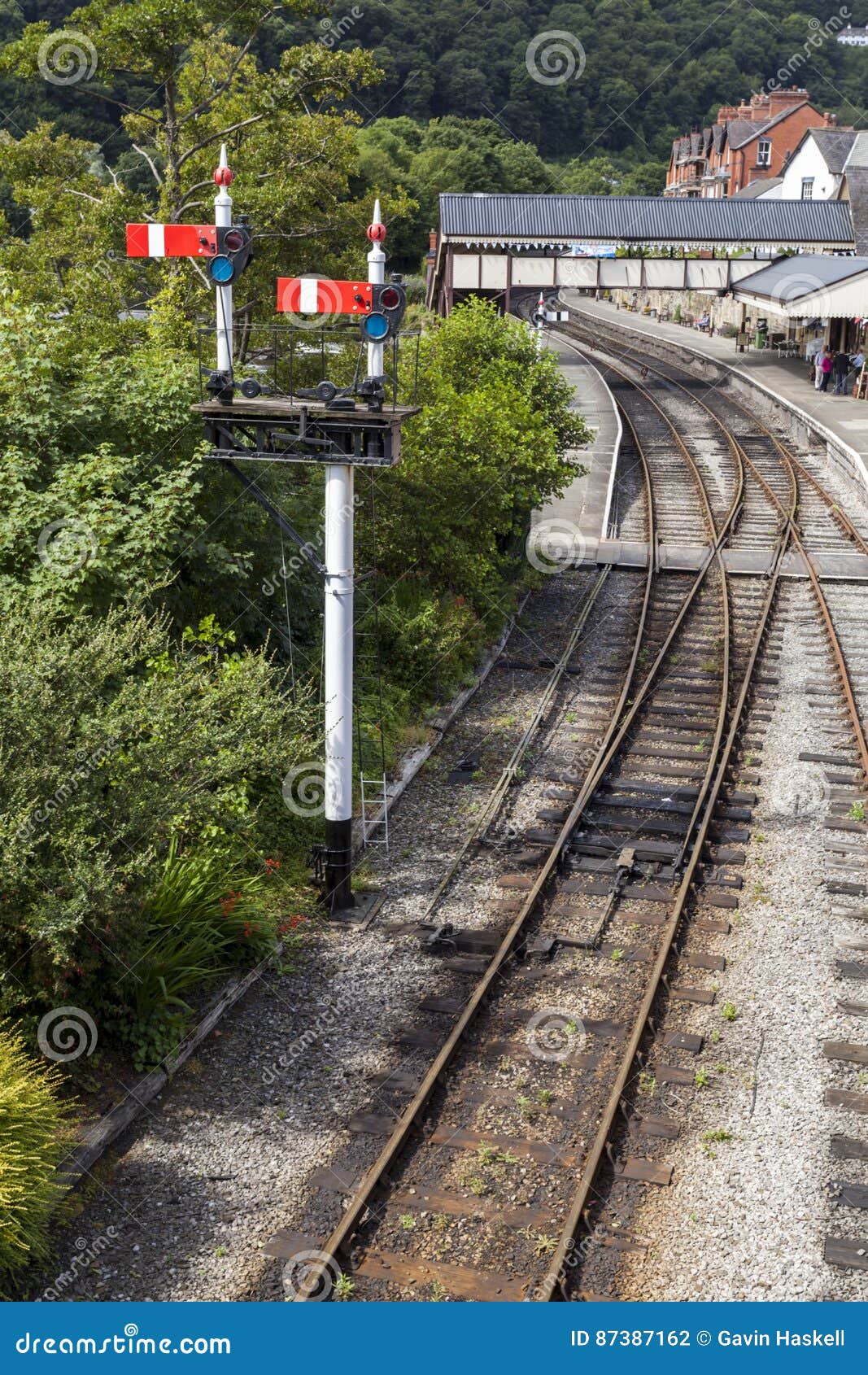 Llangollen Railway editorial photography. Image of line - 87387162