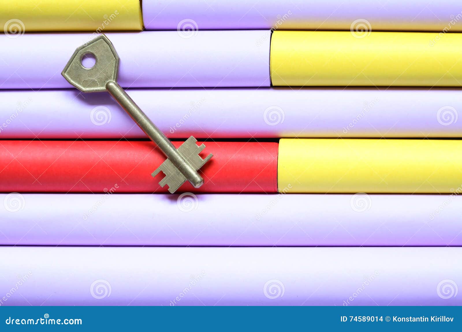 Llave En El Papel Del Color Foto de archivo - Imagen de conjunto ...