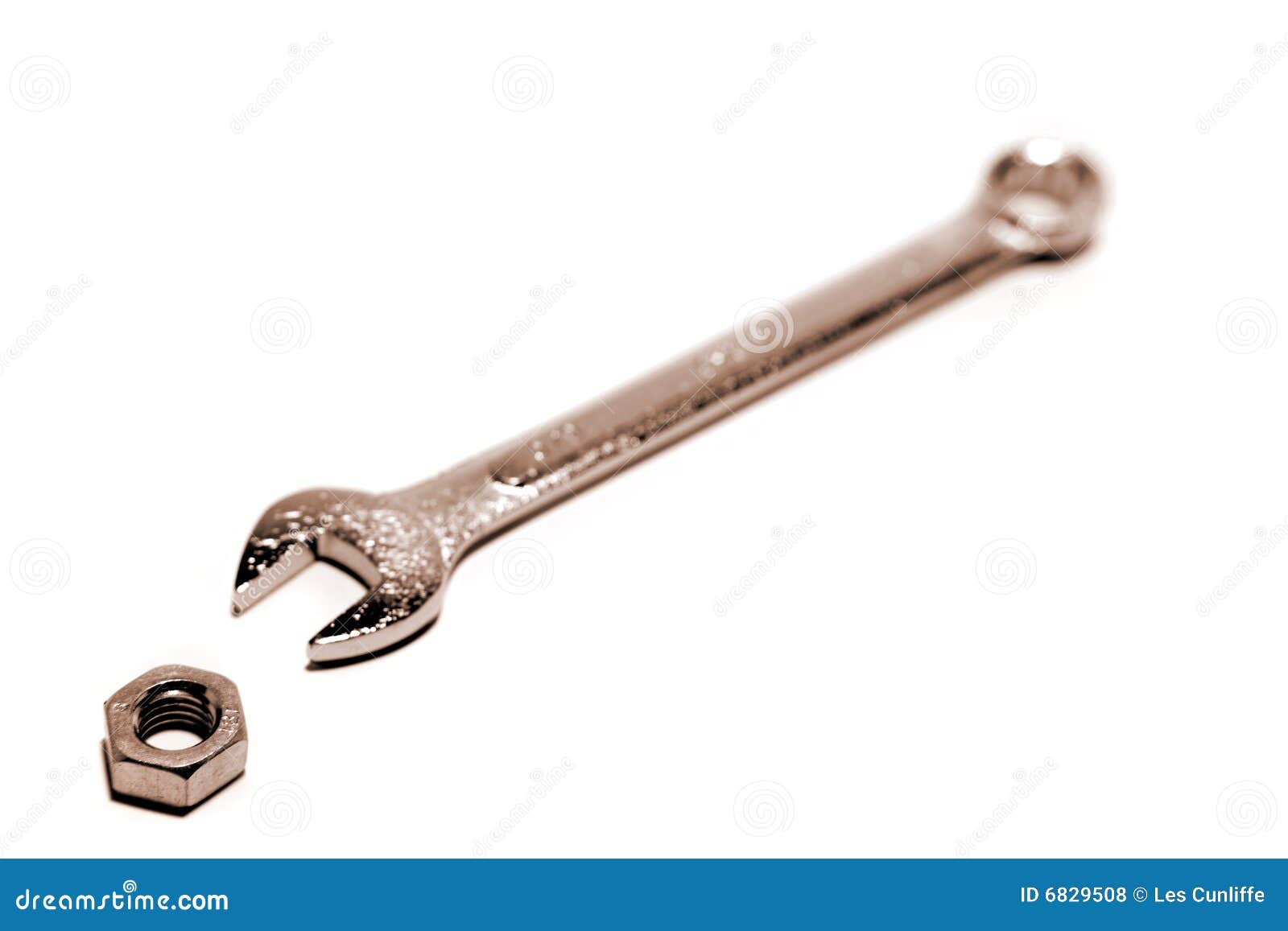 Llave inglesa y tuerca foto de archivo. Imagen de tuerca - 6829508