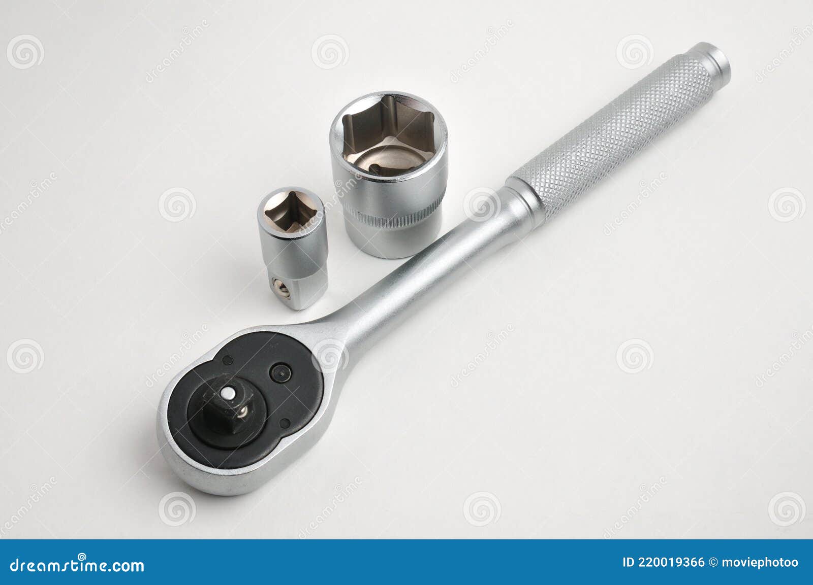 Llave Para Tuercas Y Pernos Sobre Fondo Blanco Foto de archivo - Imagen ...