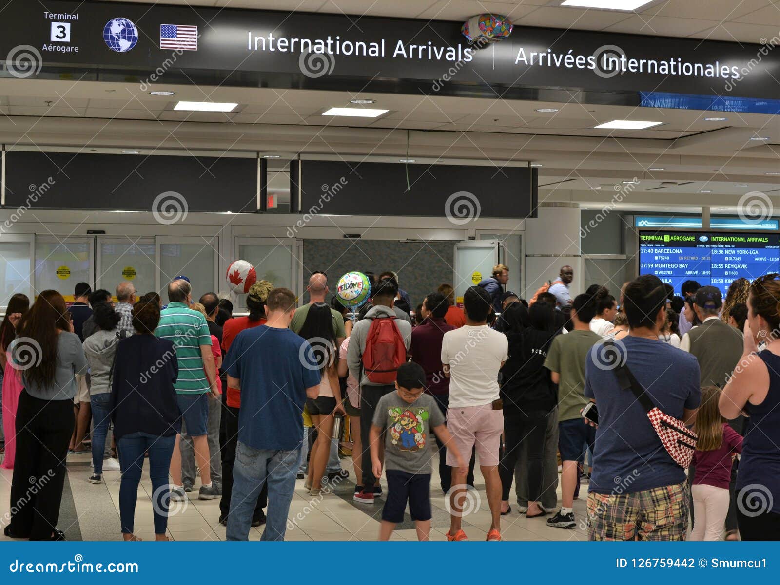 Llegadas Que Esperan Conectadas Del Mundo En Aeropuerto Fotografía ...