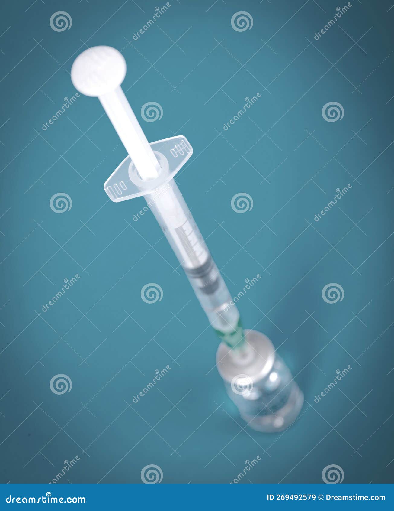 Llenar La Vacuna Con La Jeringa Antes De Inyectar Imagen de archivo ...