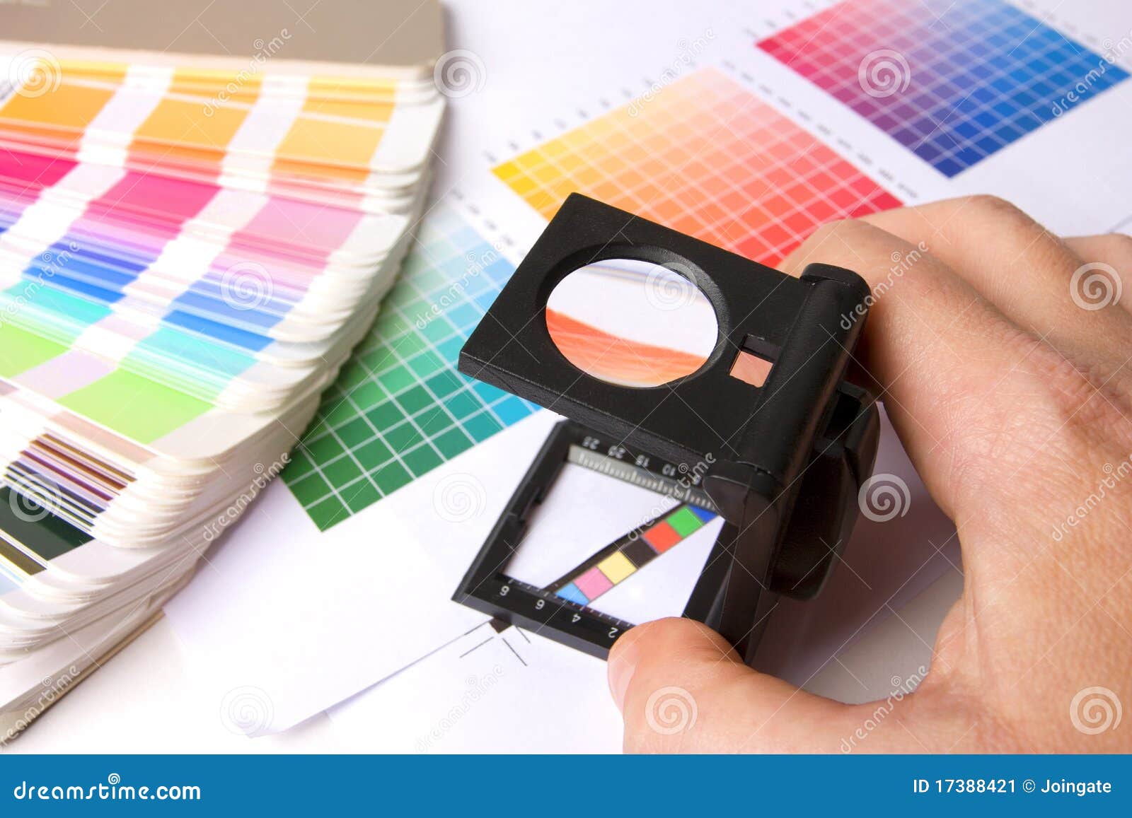 Llevar a Cabo Un Lupe Y Examing Colores Imagen de archivo - Imagen de ...