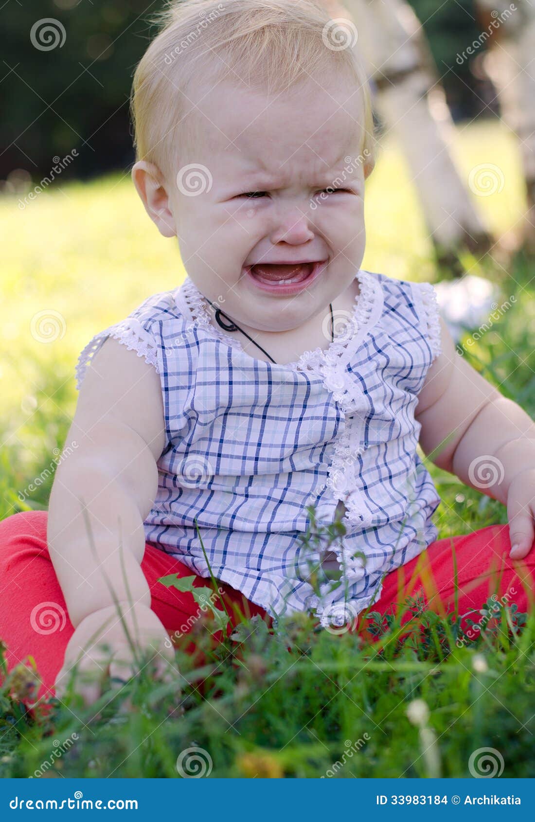 Llorón foto de archivo. Imagen de rabieta, cama, cabrito - 33983184