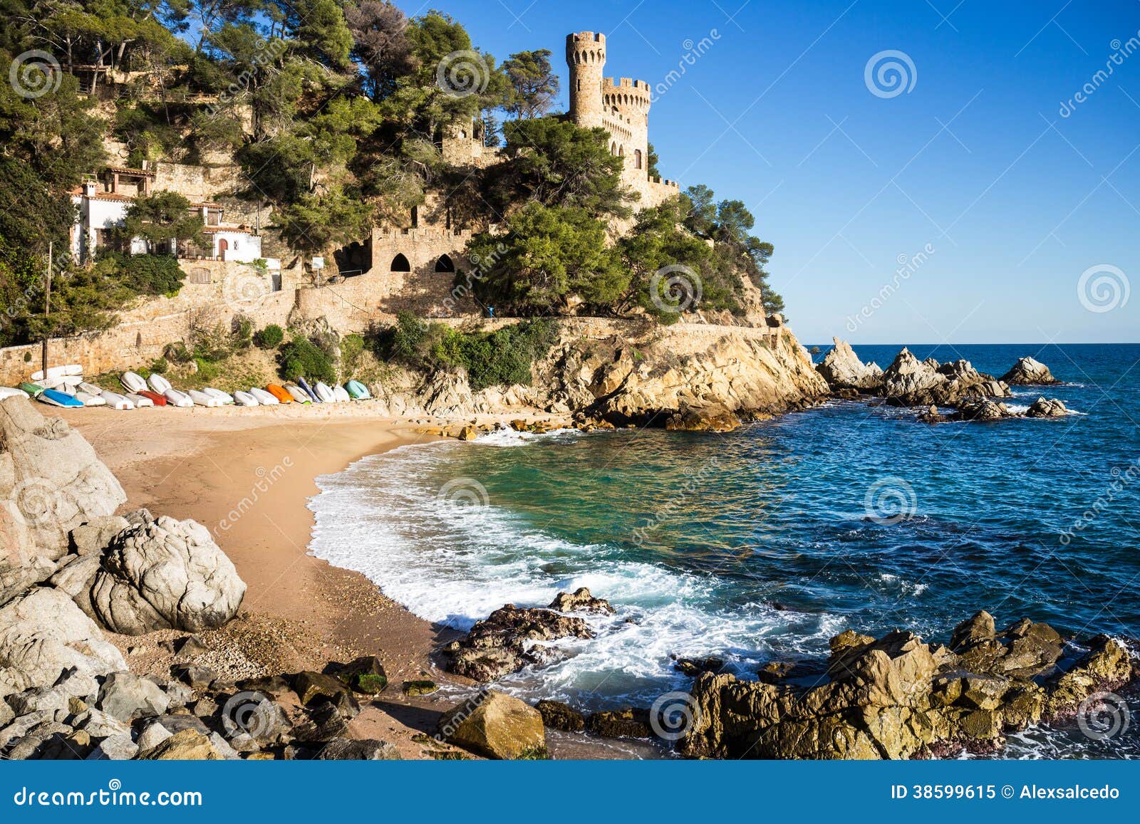 Lloret de Mar imagen de archivo. Imagen de pino, acantilado - 38599615