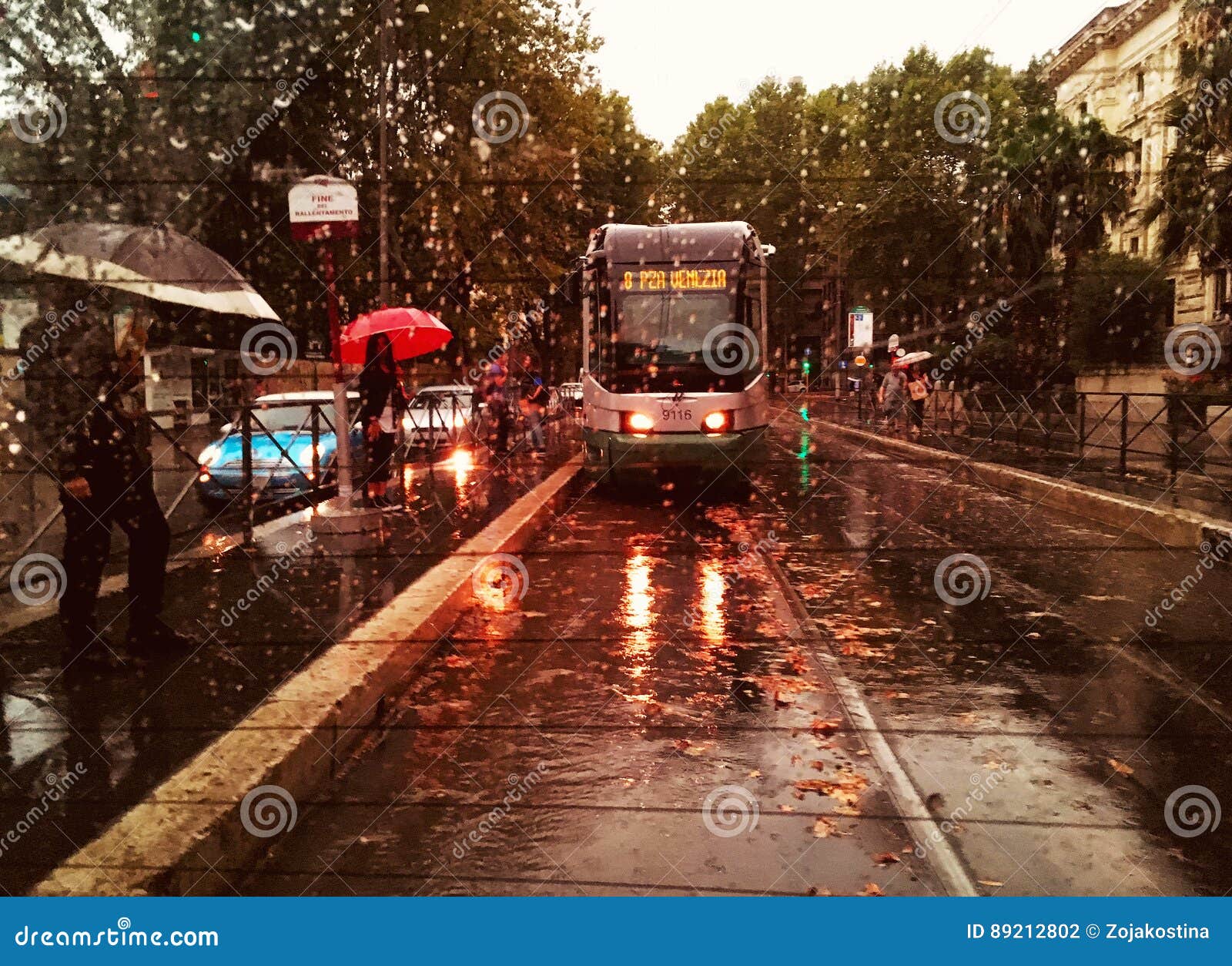 Lluvia en Roma, Italia fotografía editorial. Imagen de gente - 89212802