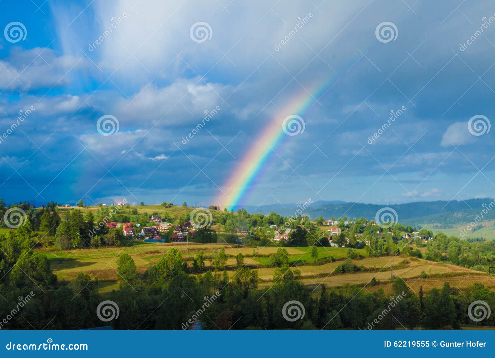 Lluvia, sol y un arco iris imagen de archivo. Imagen de temprano - 62219555