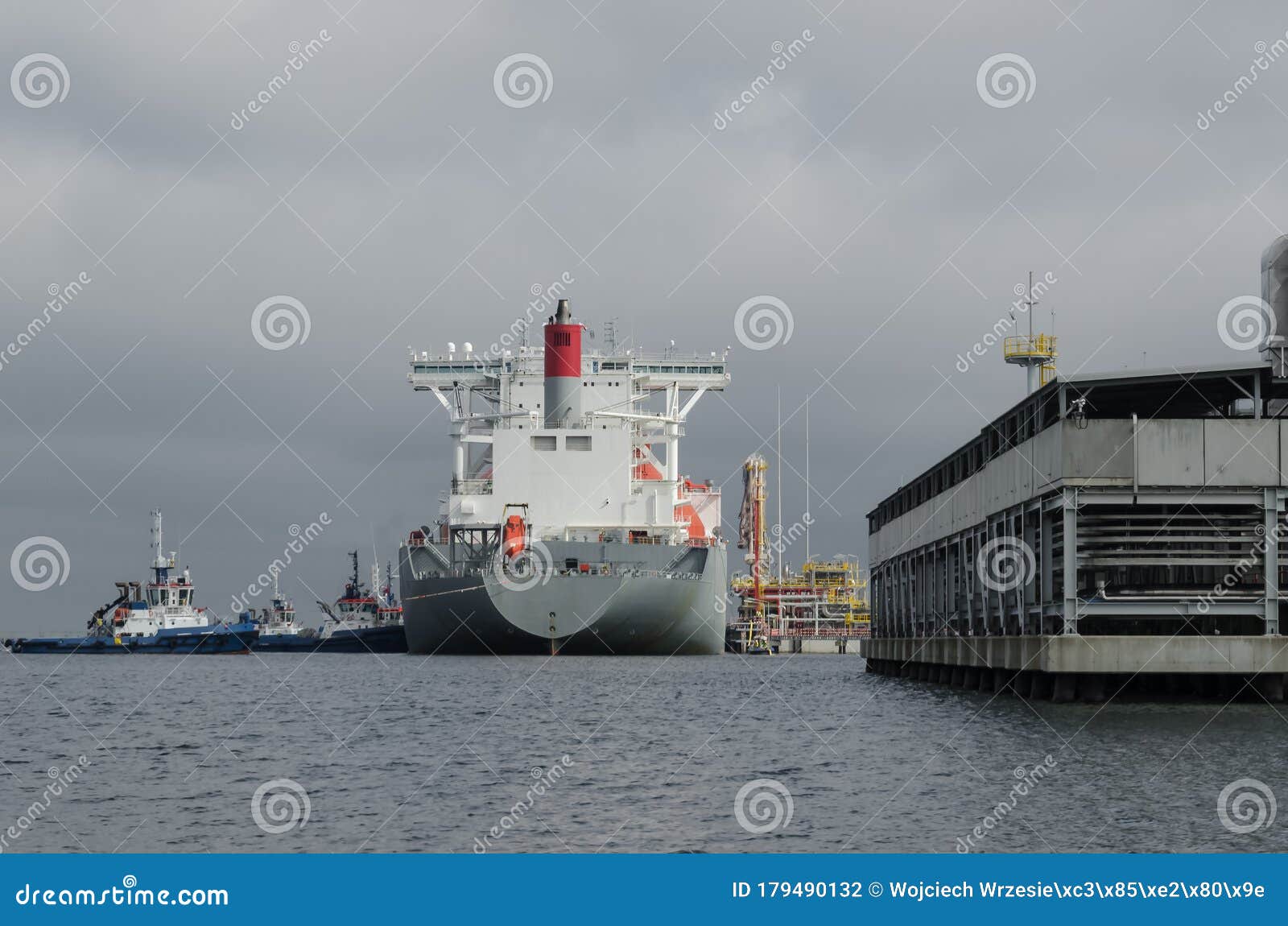LNG TERMINAL and GAS TANKER Stock Photo - Image of norway, maneuvers ...