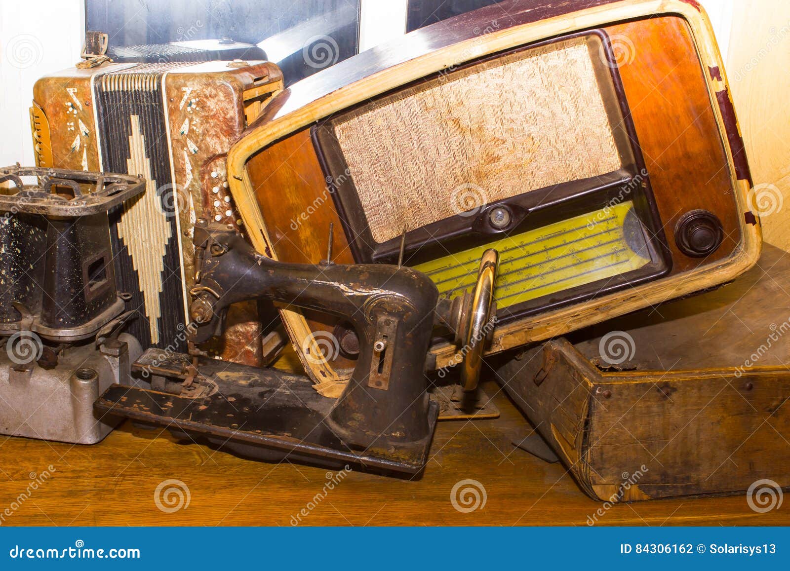 Lo Scarico La Vecchia Roba - Macchina Per Cucire Fotografia Stock ...