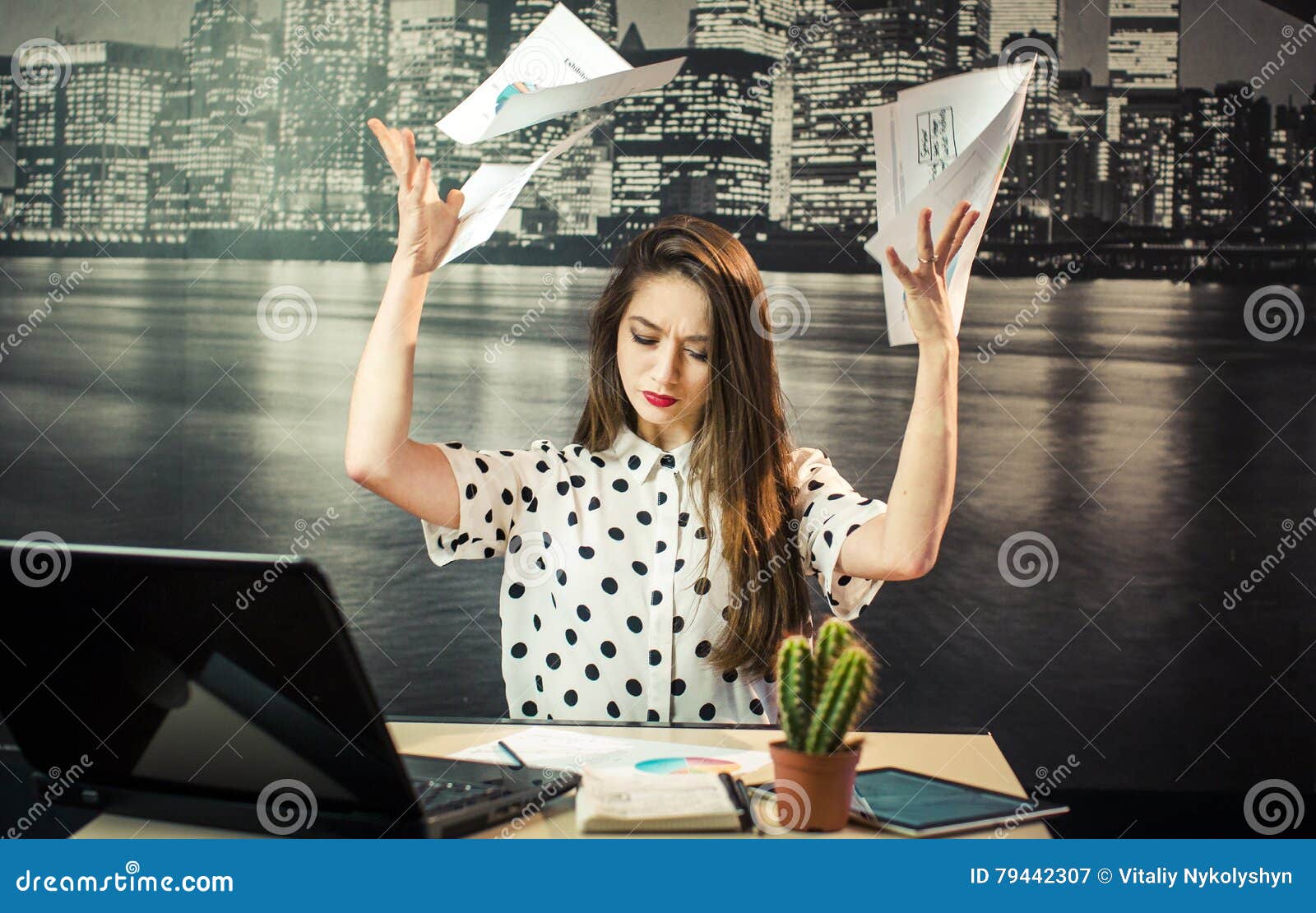 Lo sforzo laborioso immagine stock. Immagine di calcolatore - 79442307