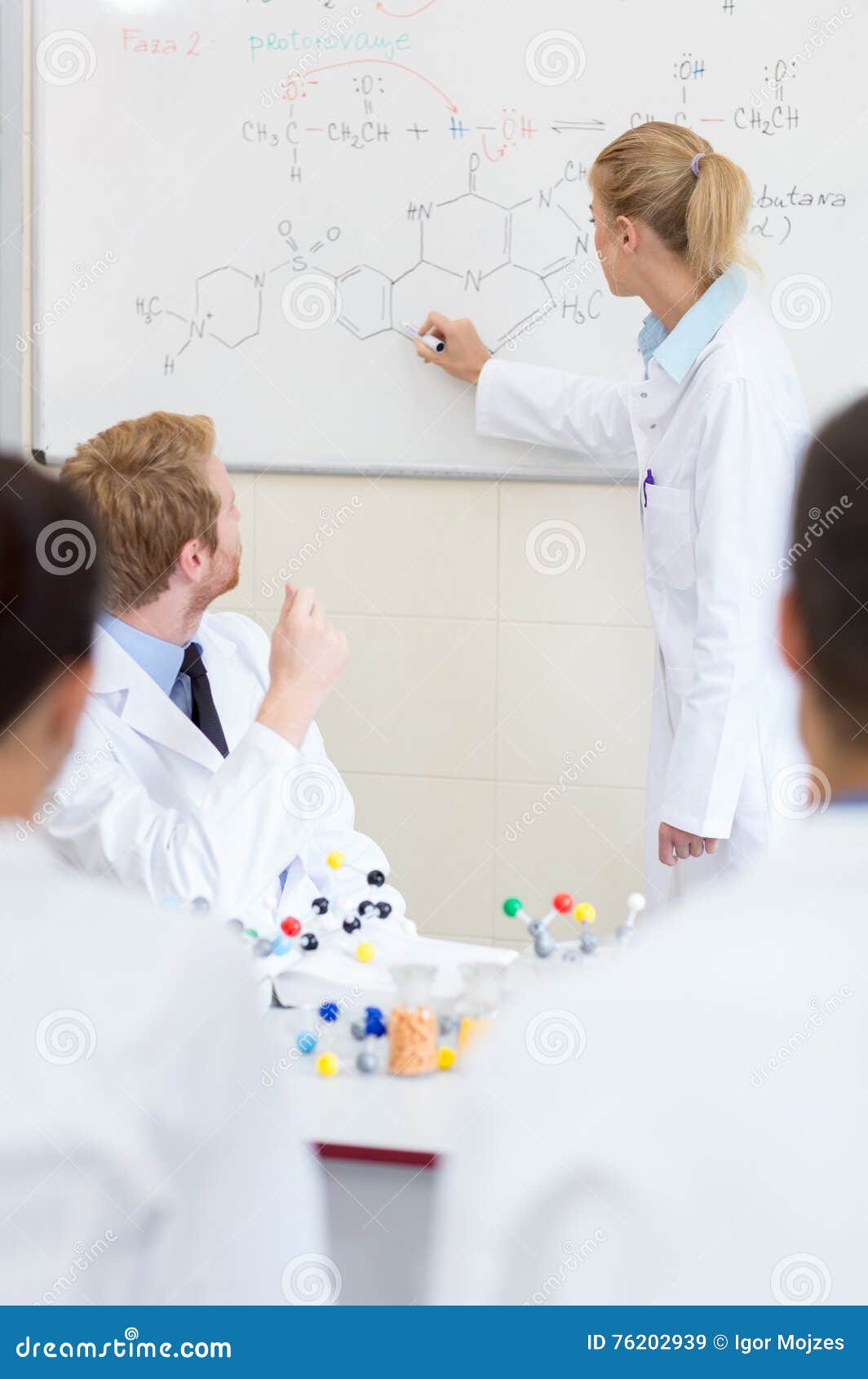 Lo Studente Chimico Scrive La Formula Chimica Sulla Lavagna Immagine ...