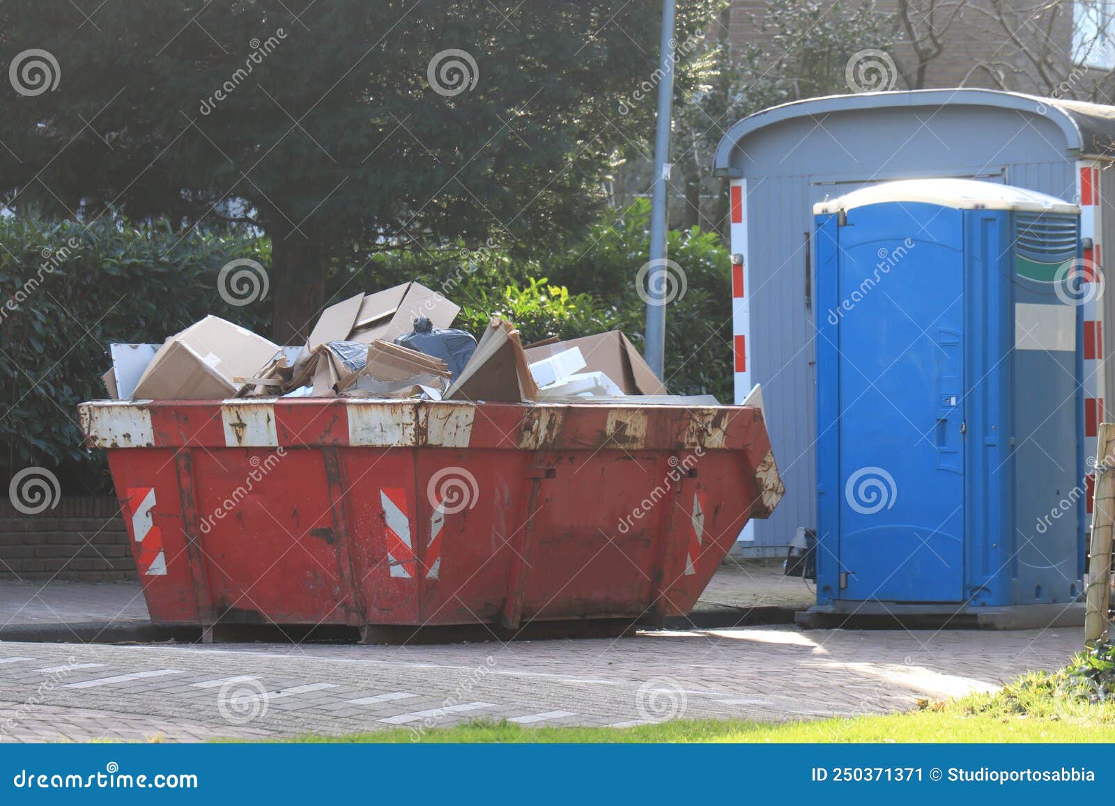 Loaded garbage dumpster editorial photo. Image of dump - 250371371
