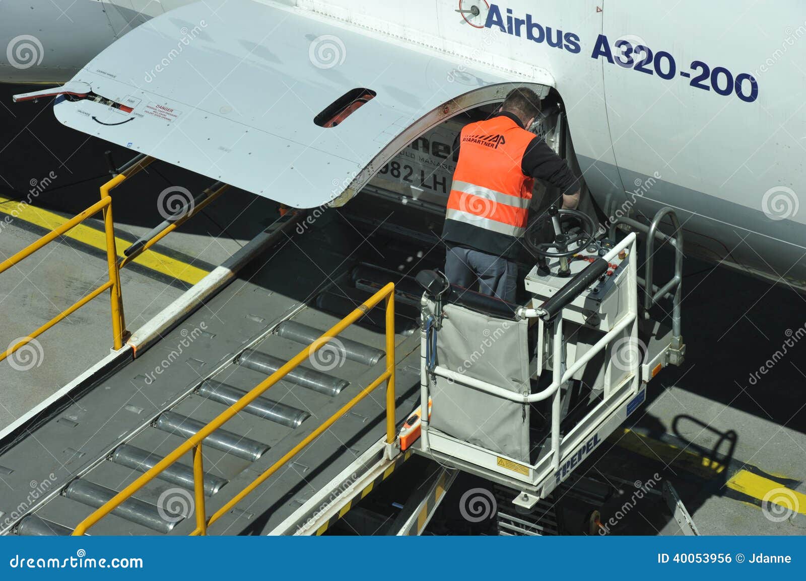 Loading an Airbus A320 editorial photo. Image of engine - 40053956