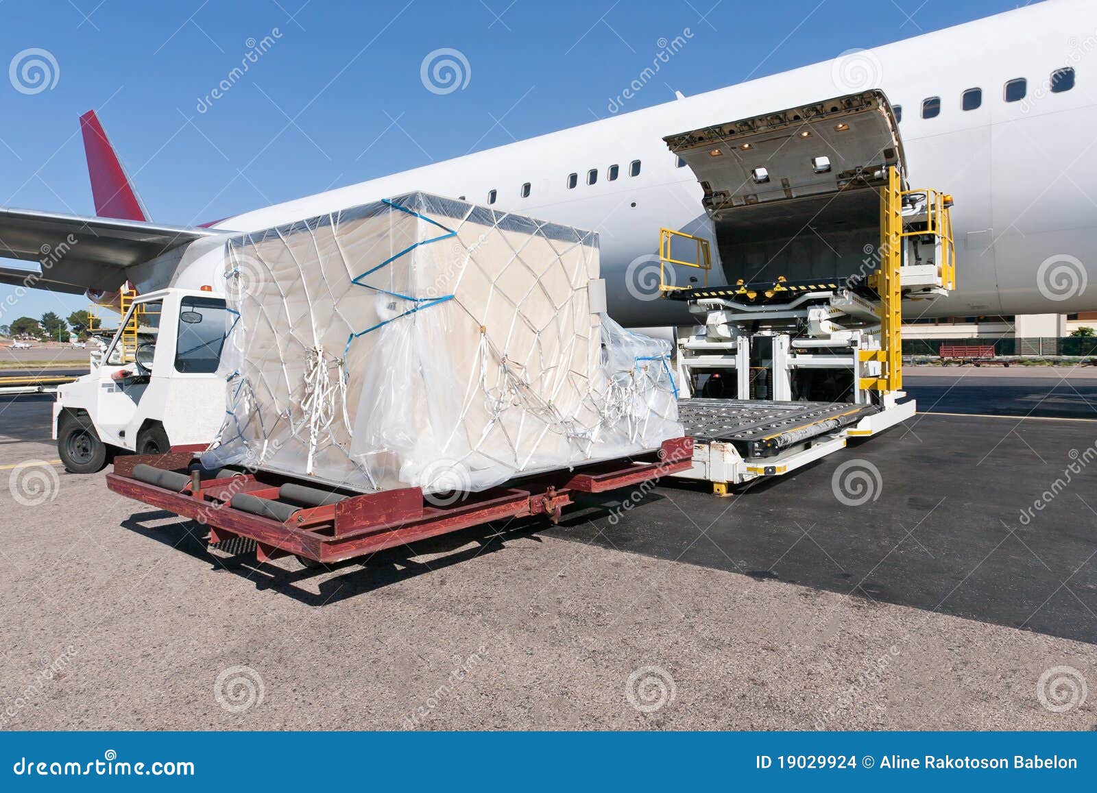 Loading cargo plane stock photo. Image of aviation, delivery - 19029924