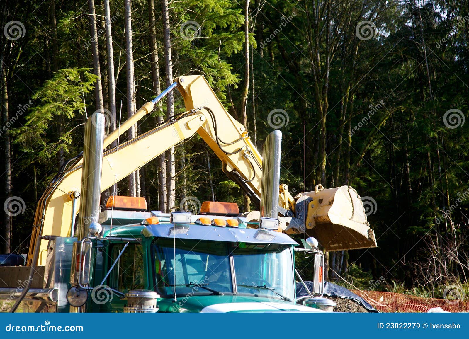 Loading a dump truck stock image. Image of heap, machine - 23022279
