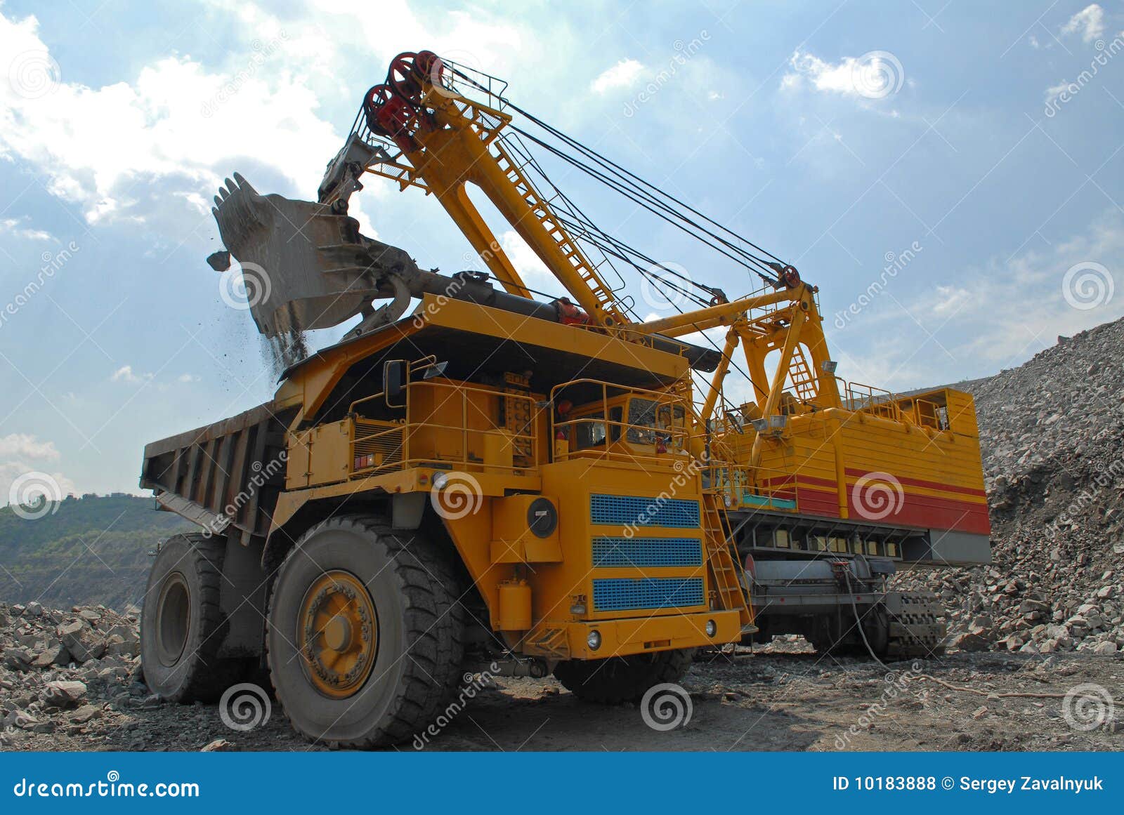 Loading of iron ore stock photo. Image of shovel, metal - 10183888