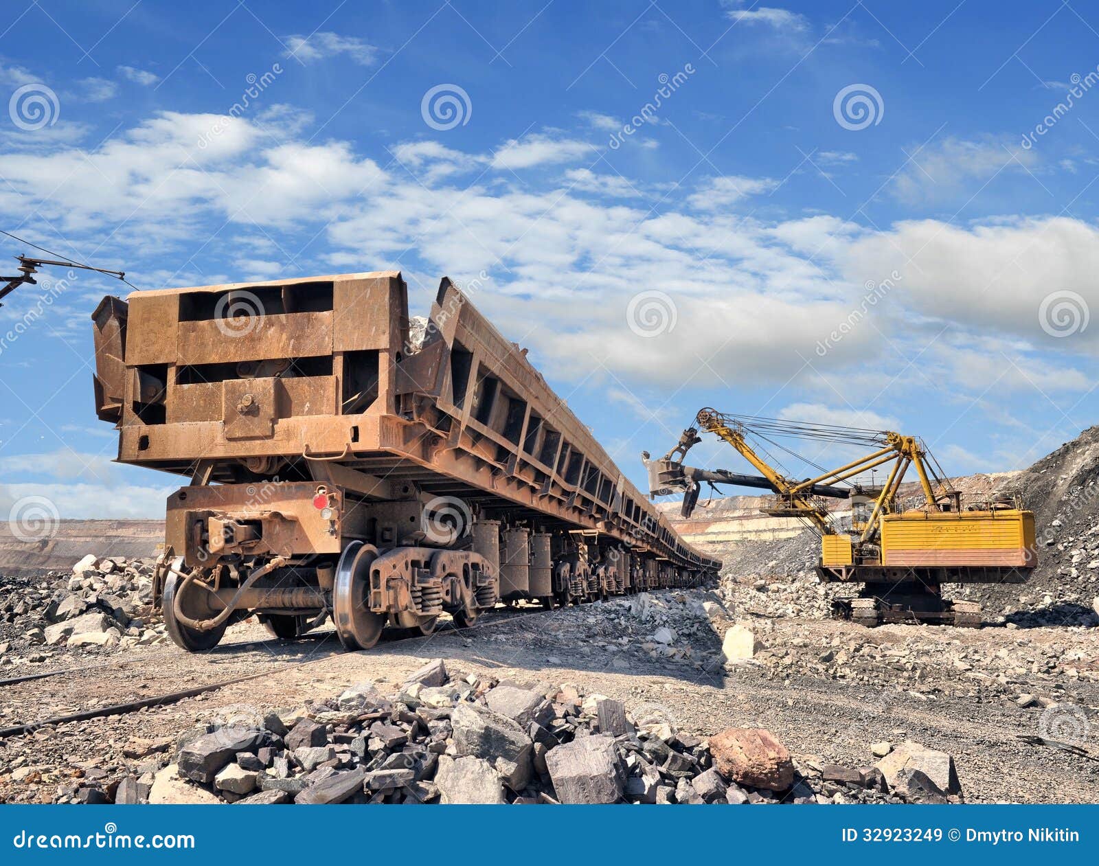 Loading of iron ore stock image. Image of energy, iron - 32923249