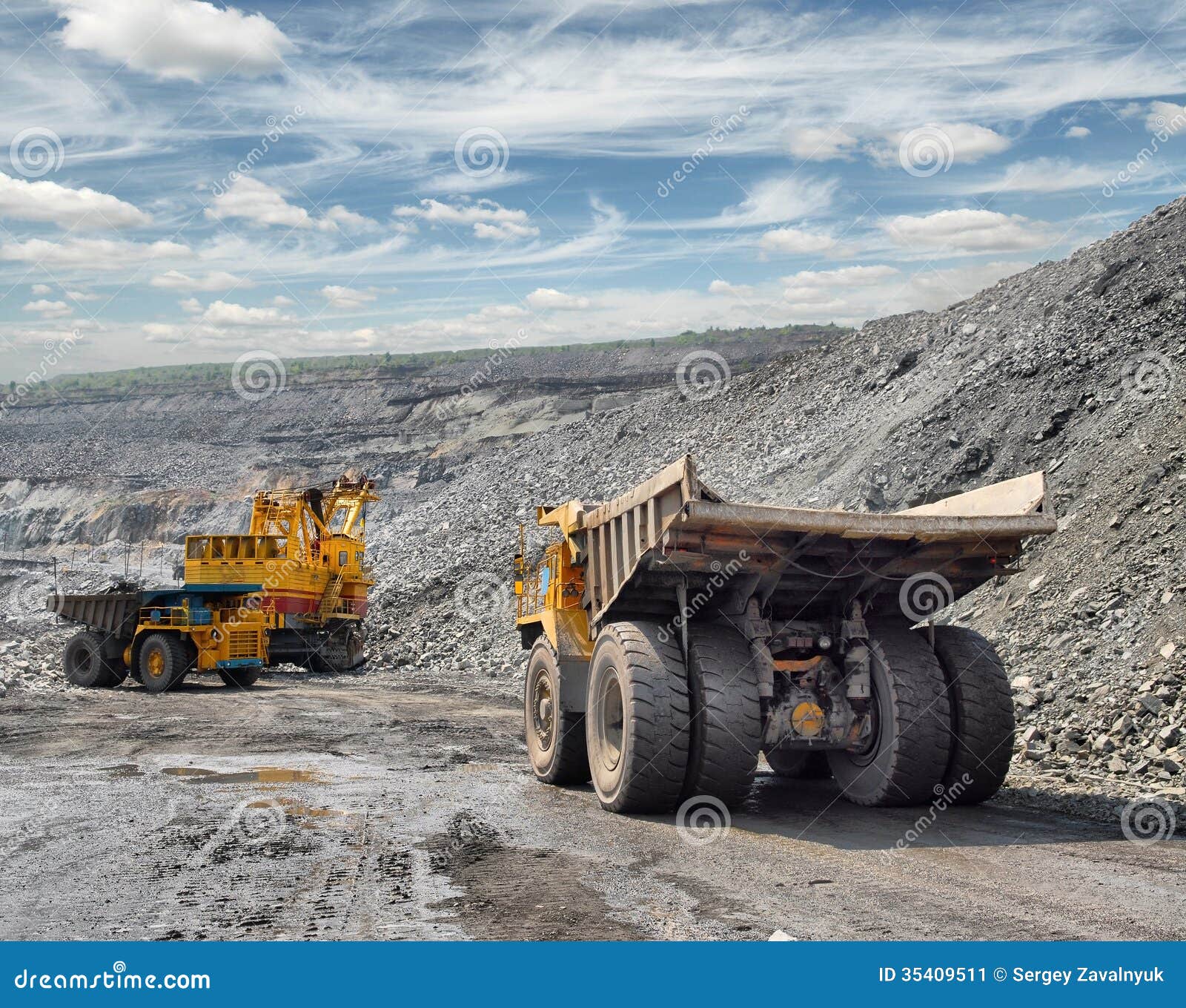Loading of iron ore stock image. Image of technics, work - 35409511