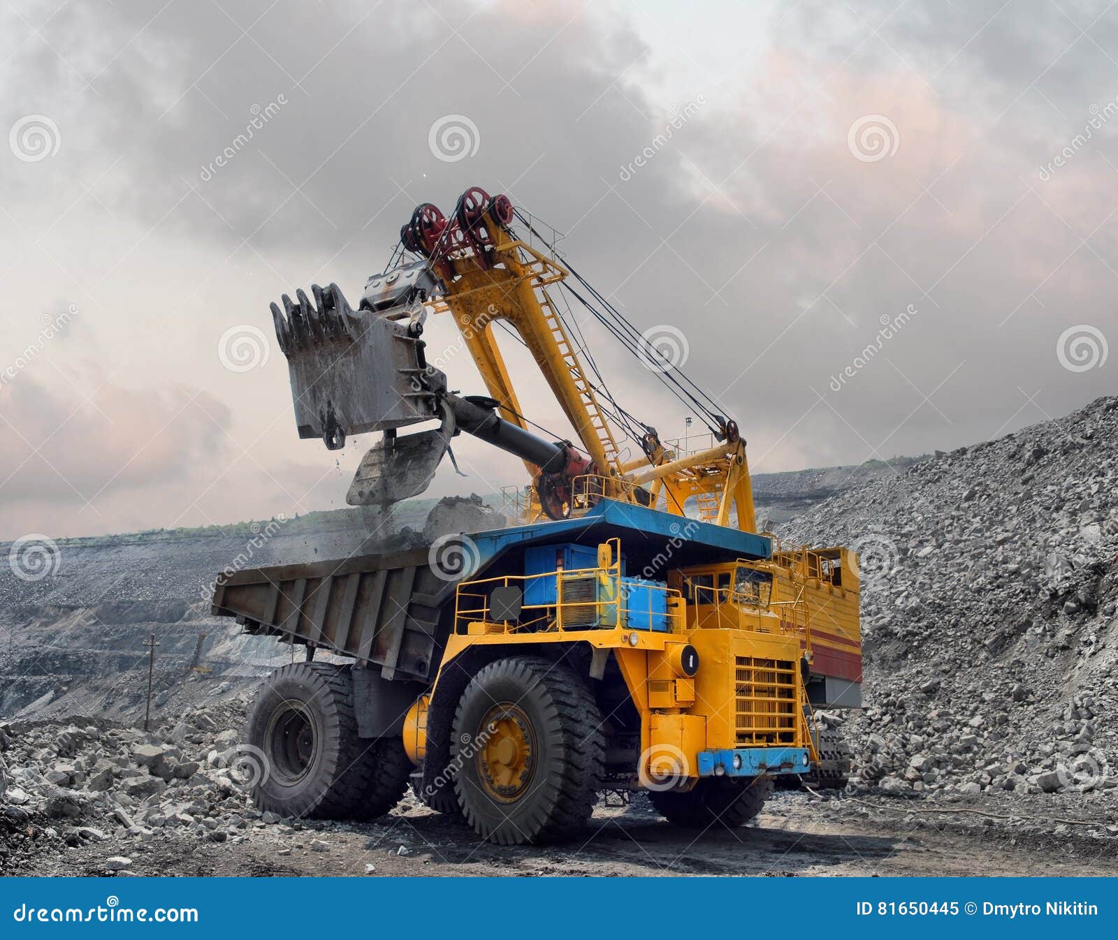 Loading of iron ore stock image. Image of shovel, digger - 81650445