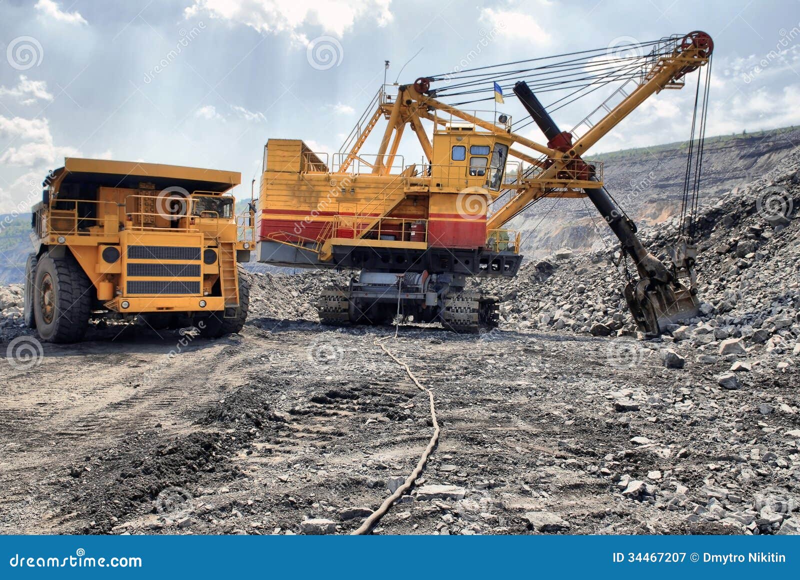 Loading of iron ore stock image. Image of industry, yellow - 34467207