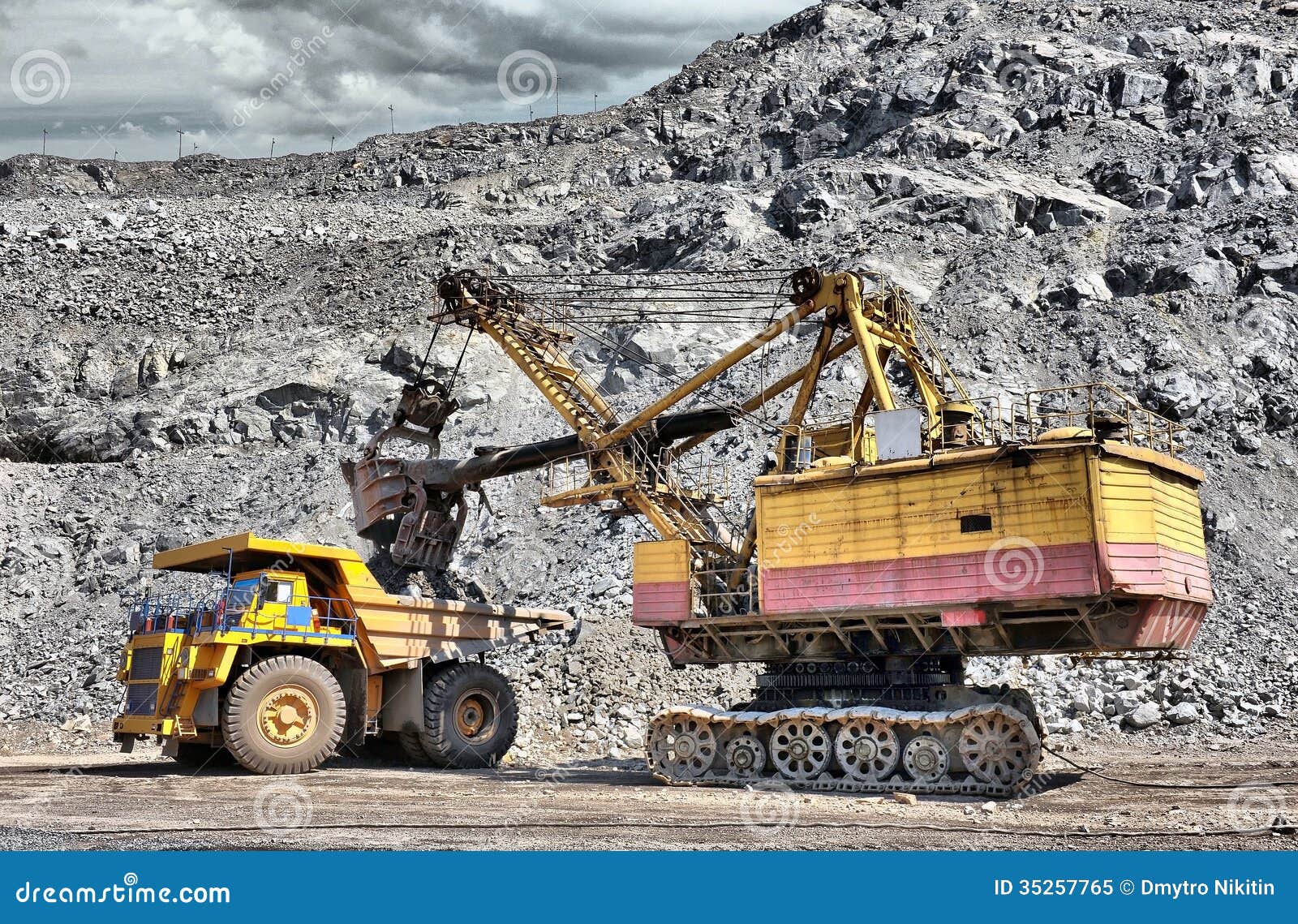 Loading of iron ore stock image. Image of machine, open - 35257765