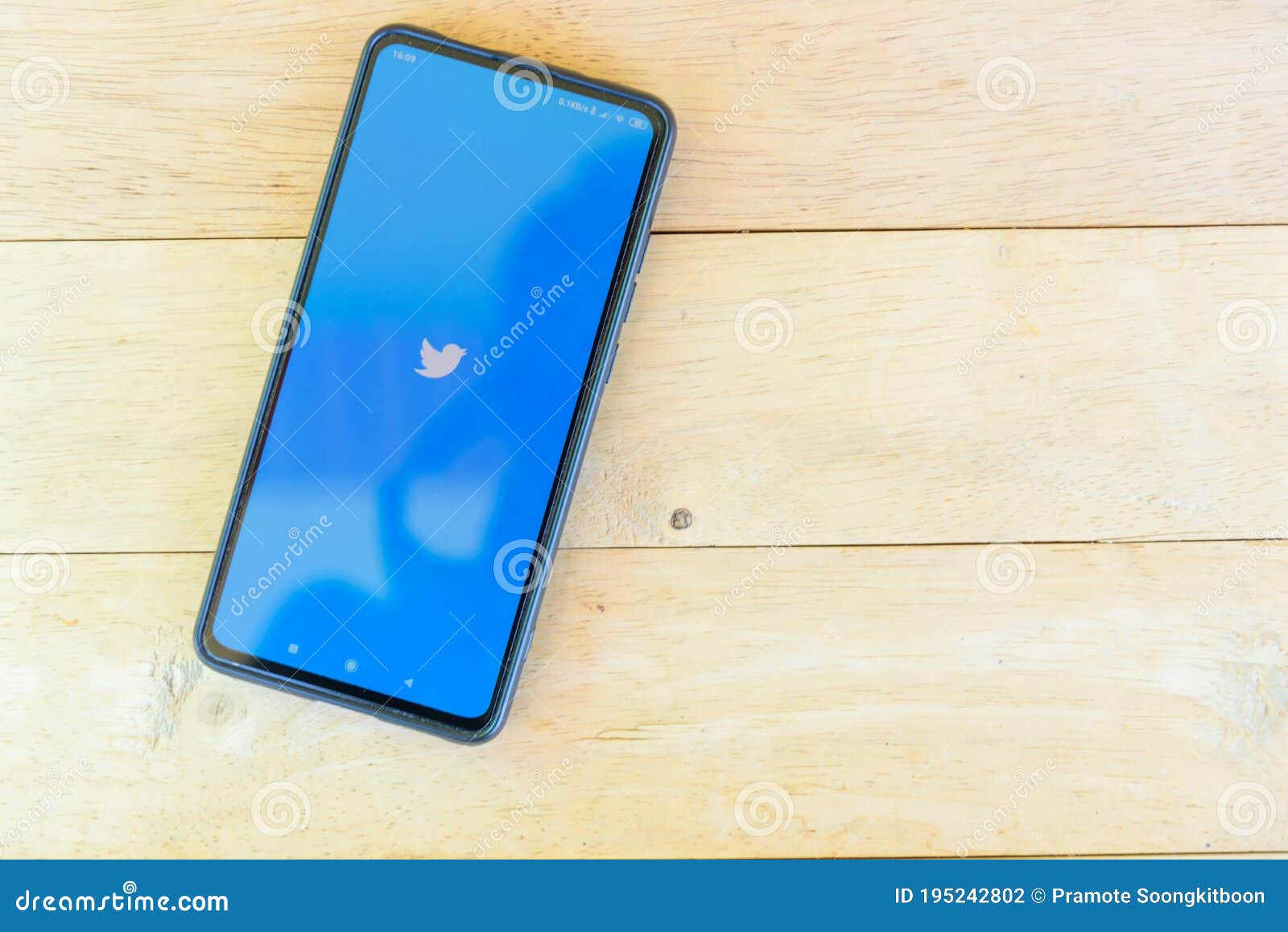 Loading logo of twitter editorial photography. Image of network - 195242802