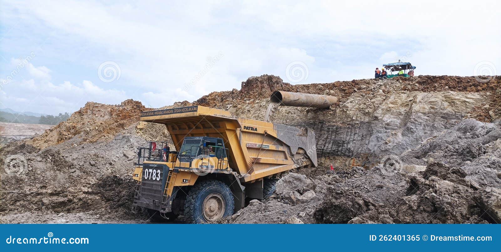 Loading Mud with Hyper Dump Truck Editorial Image - Image of hyper ...