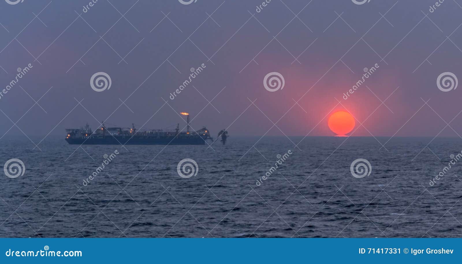 Loading Oil Tankers on Liquid Bulk Terminal Stock Image - Image of ...
