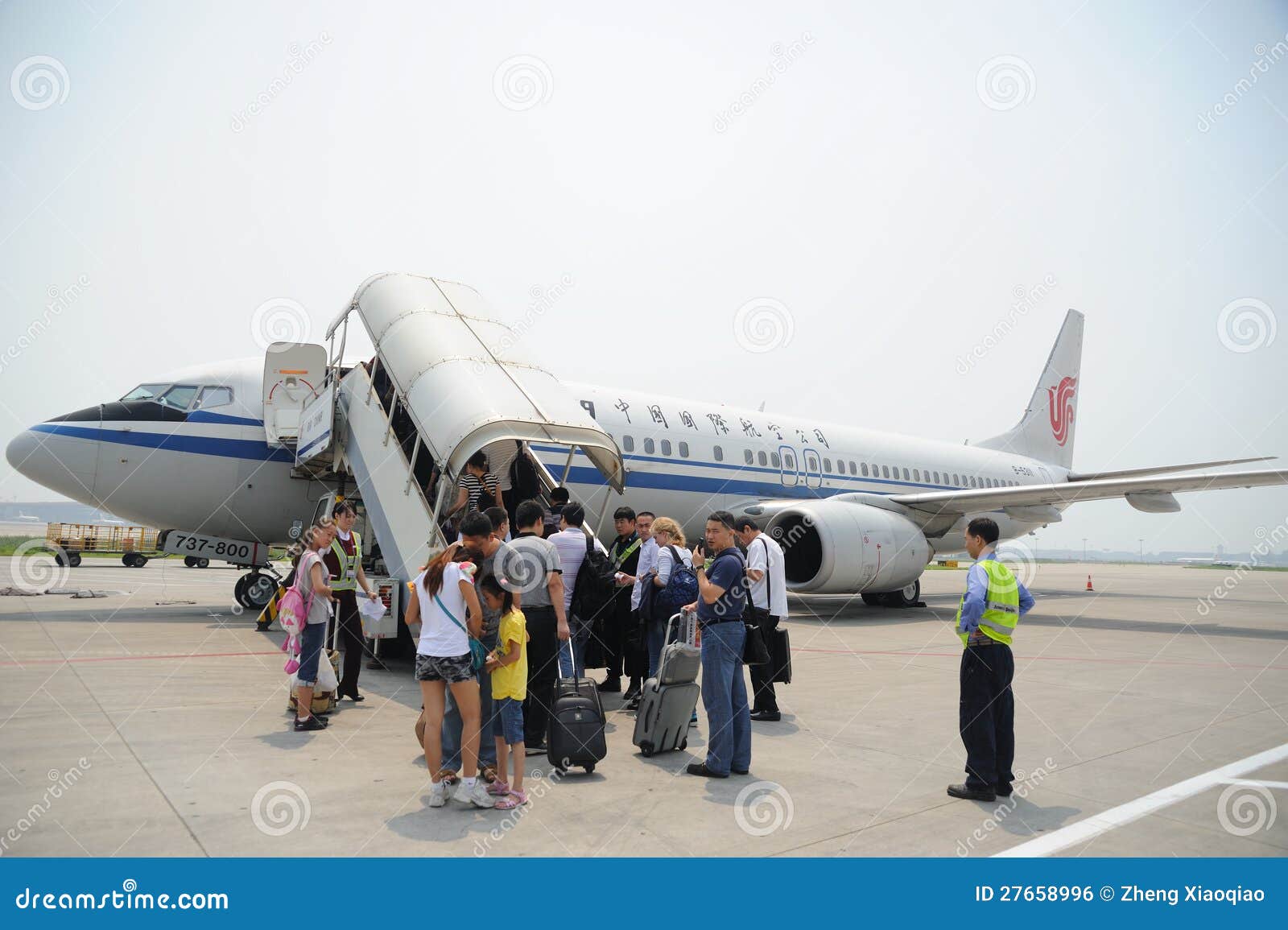 Loading the plane editorial photo. Image of freight, airshow - 27658996