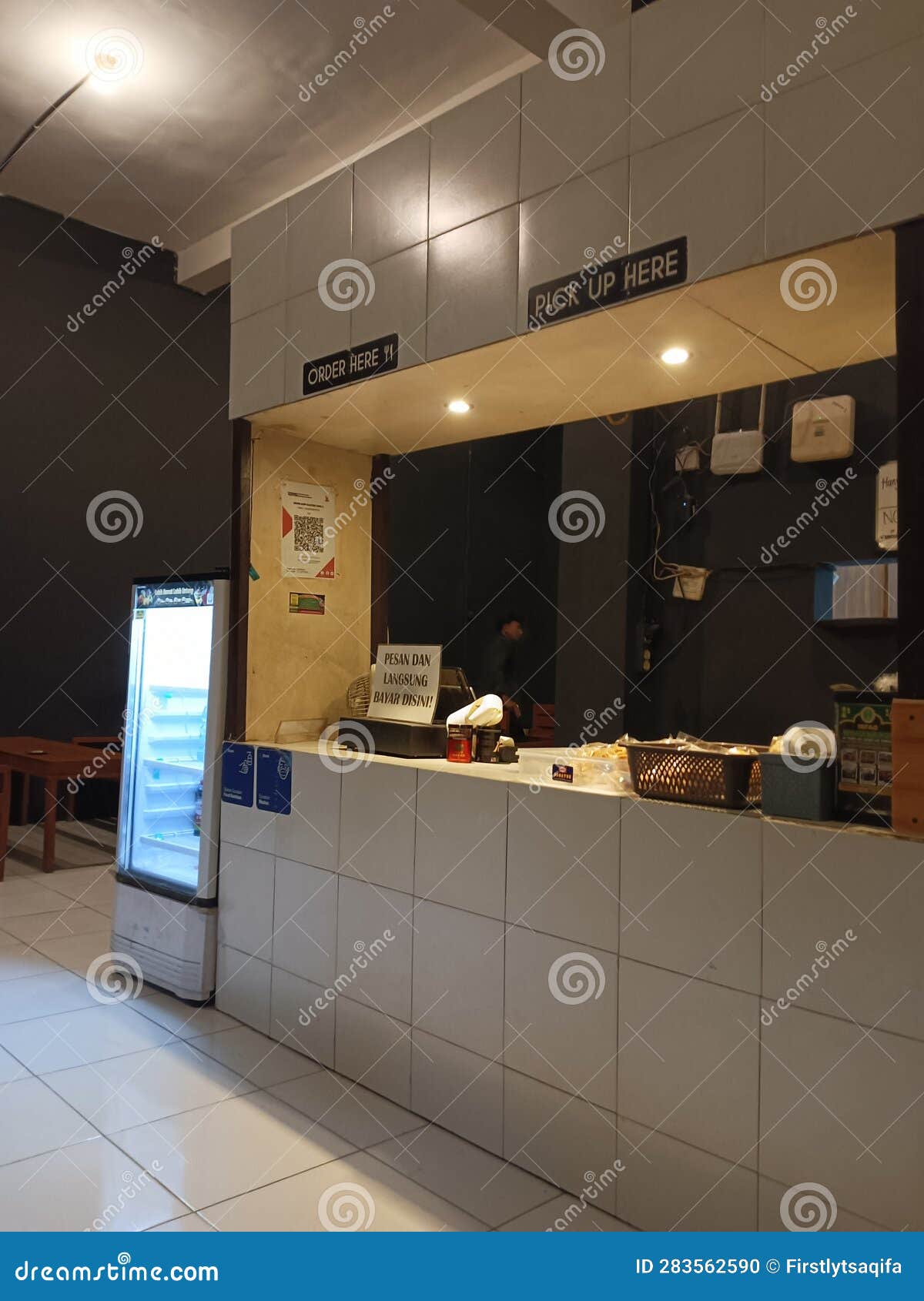 Lobby cafe with dark theme editorial image. Image of restaurant - 283562590