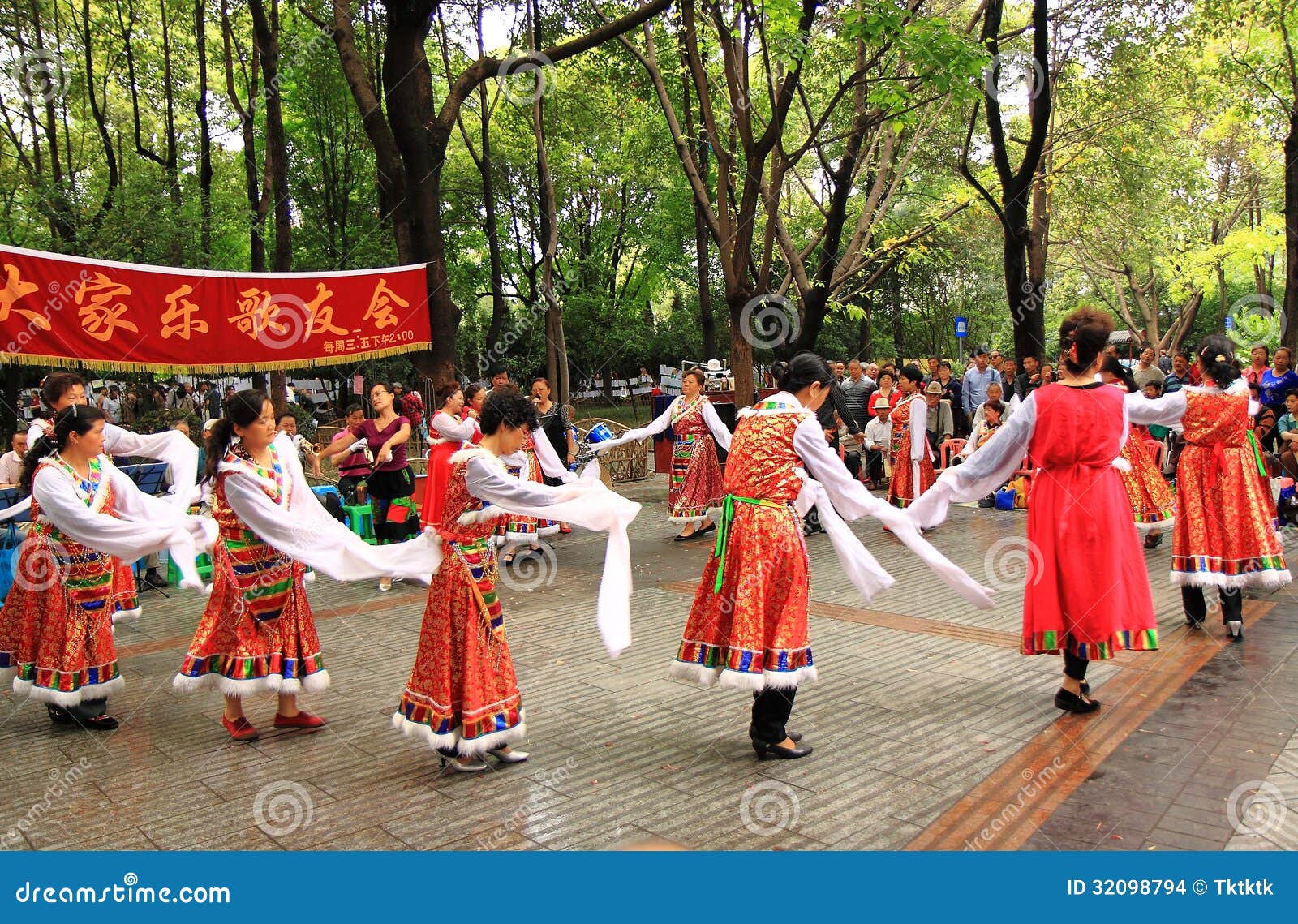 Chinese Traditional Dance Chengdu China Editorial Stock Image - Image ...