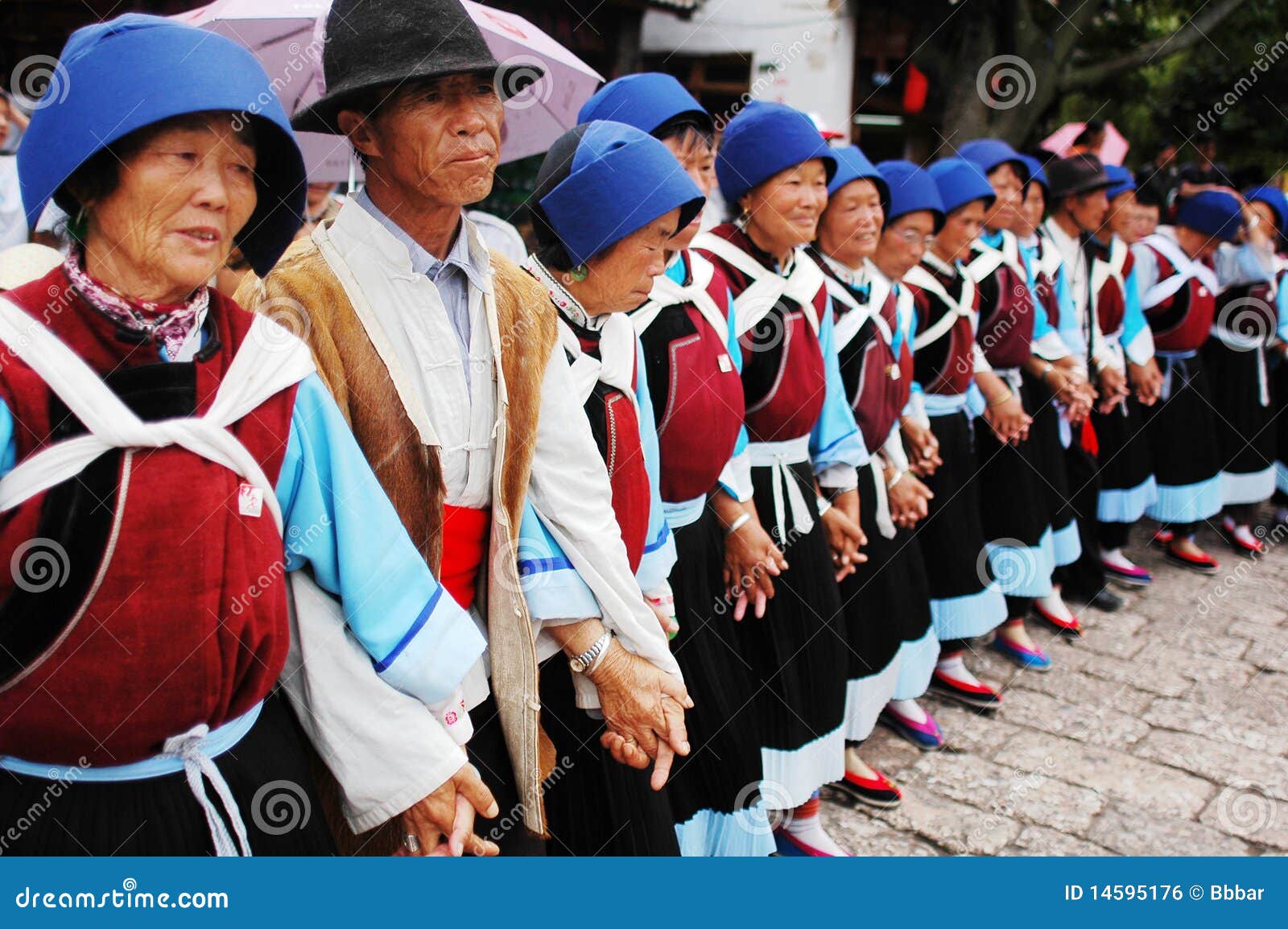Local dancers in Lijiang editorial photo. Image of asia - 14595176