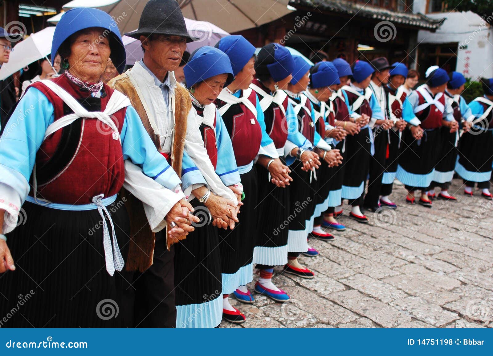 Local dancers in Lijiang editorial stock photo. Image of group - 14751198
