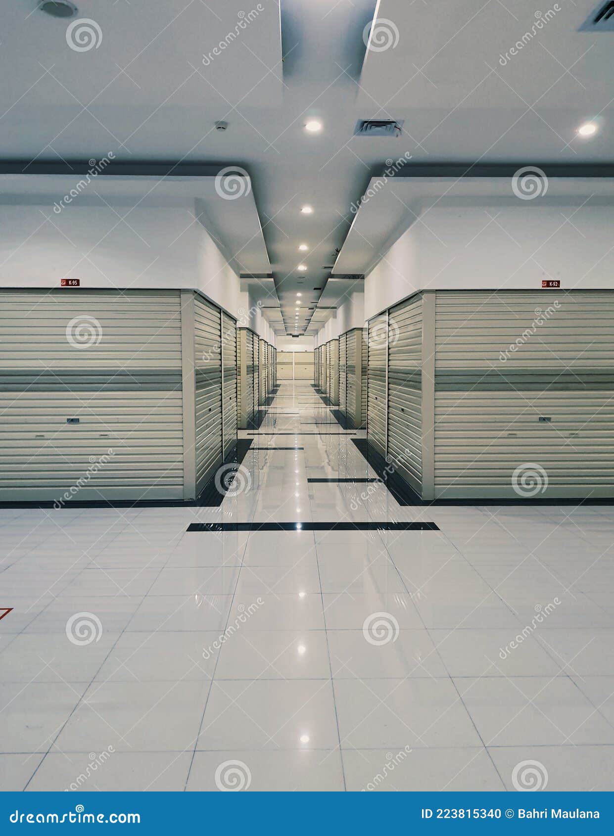The Main Aisle of a Mall stock photo. Image of symmetry - 223815340