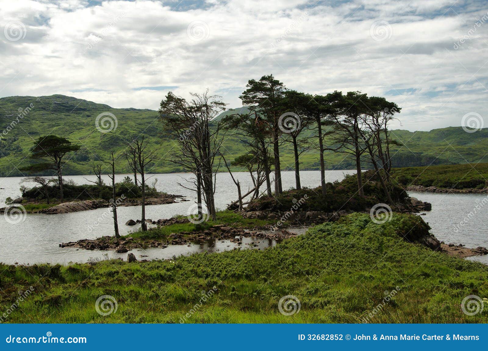 Loch Assynt foto de stock. Imagem de litoral, parque - 32682852