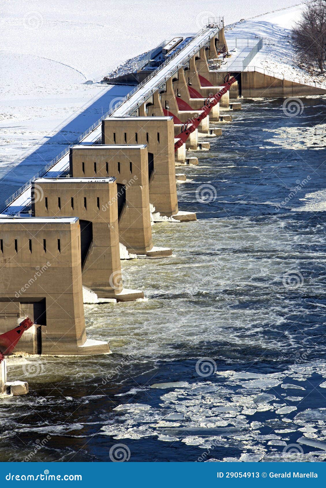Lock and Dam 11 Dubuque Iowa Stock Image - Image of structure, cold ...