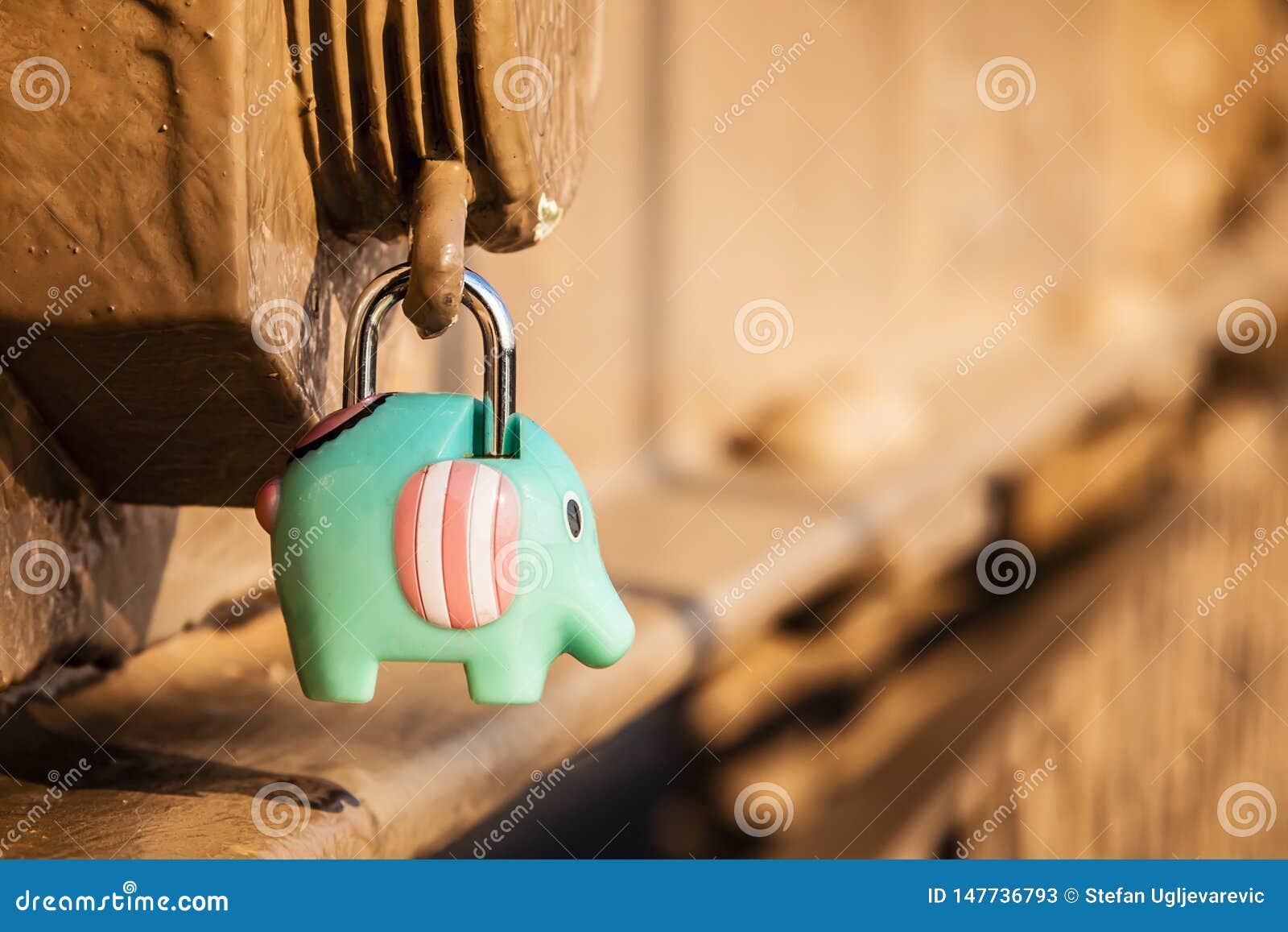 Lock in the Shape of Elephant Attached on the Manhattan Bridge Stock ...