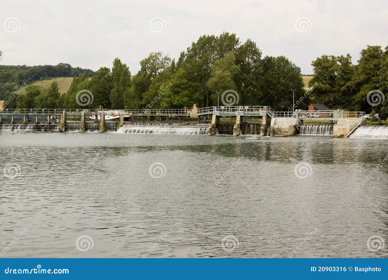 Lock and Weir at Mapledurham, Berkshire Stock Photo - Image of ...