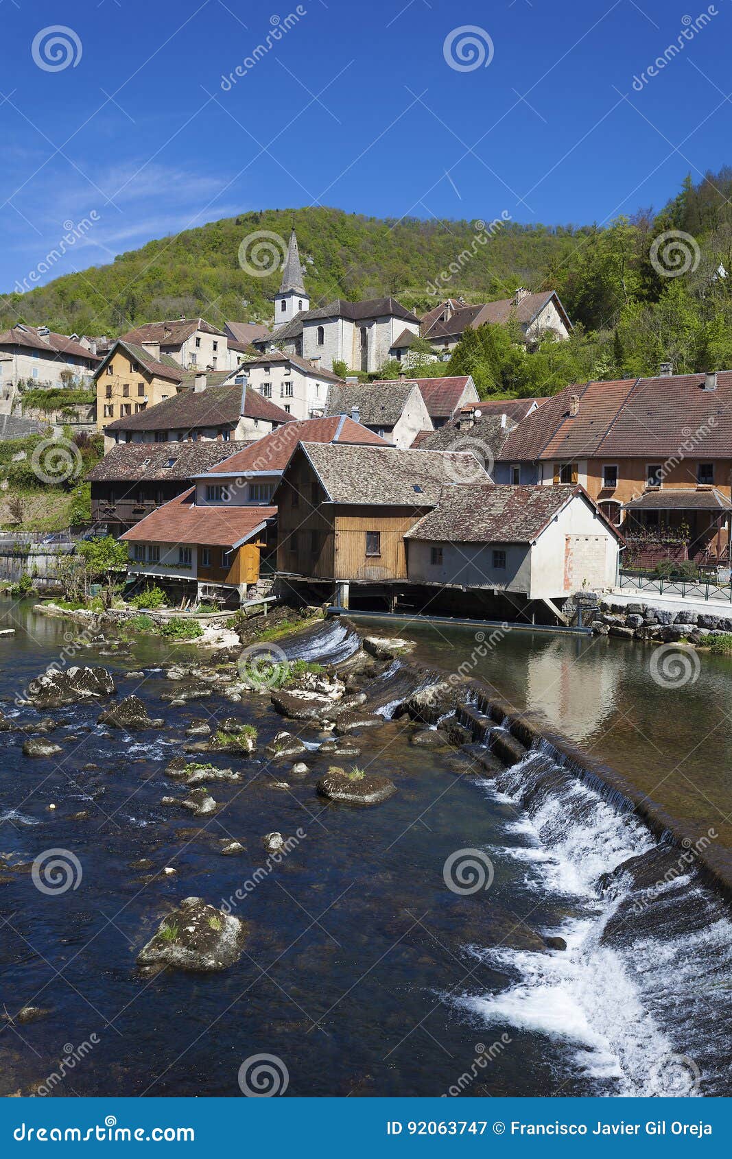 Lods e o rio Doubs, Jura imagem de stock. Imagem de curso - 92063747