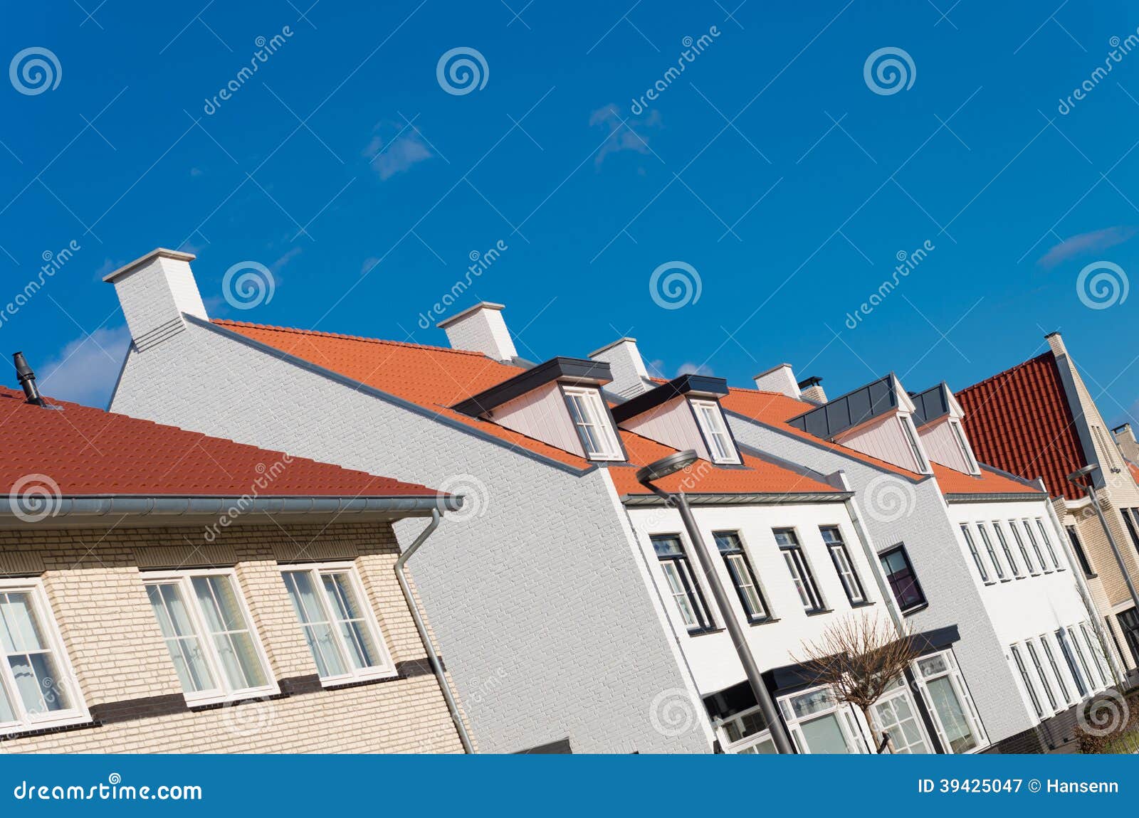 Logement moderne image stock. Image du ville, construction - 39425047