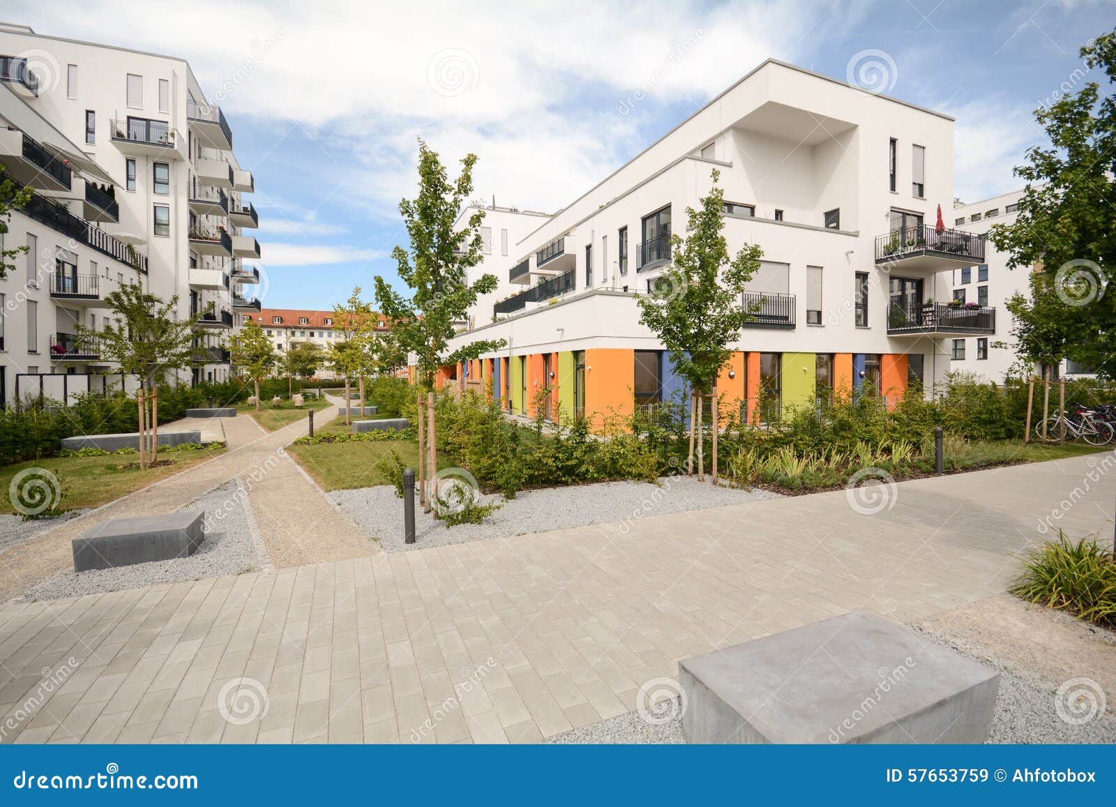 Logement Moderne Dans La Ville Image stock - Image du boîtier ...