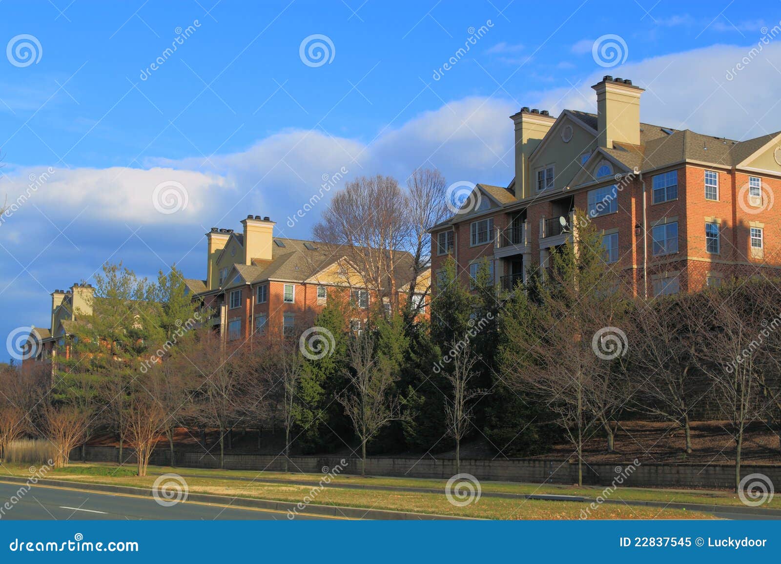 Logement suburbain image stock. Image du patrimoine, condominiums ...