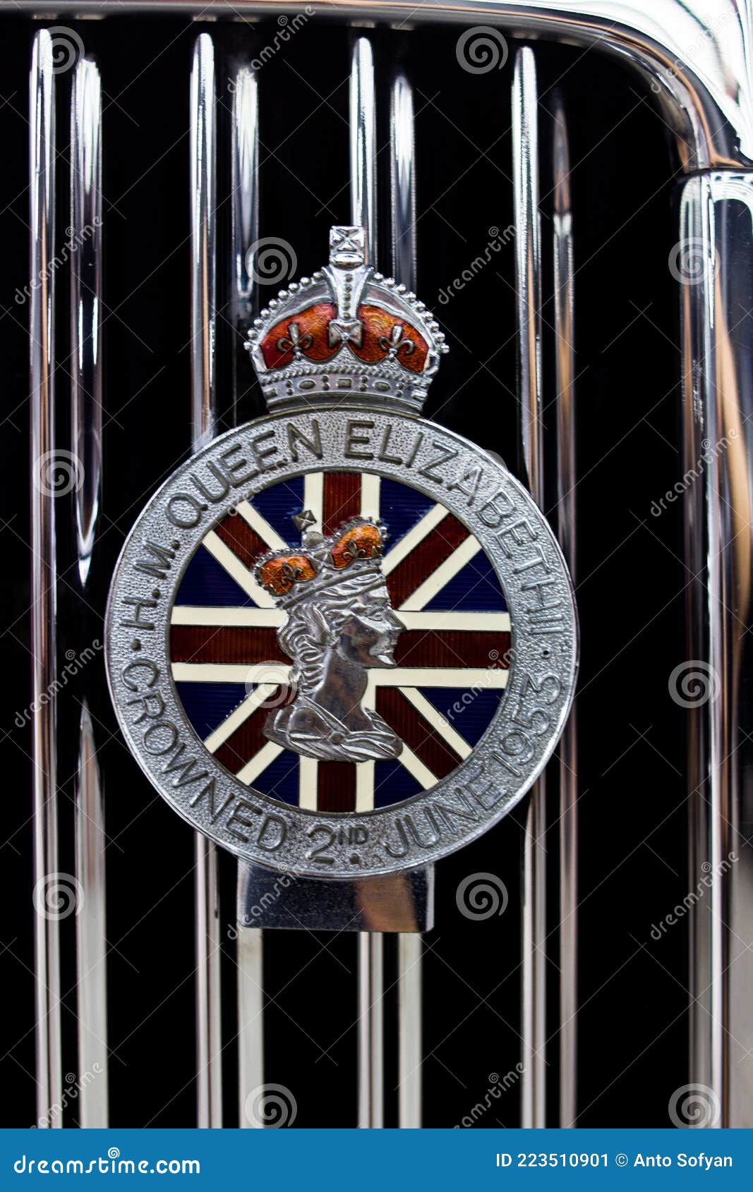Logo car queen Elizabeth. editorial photo. Image of door - 223510901
