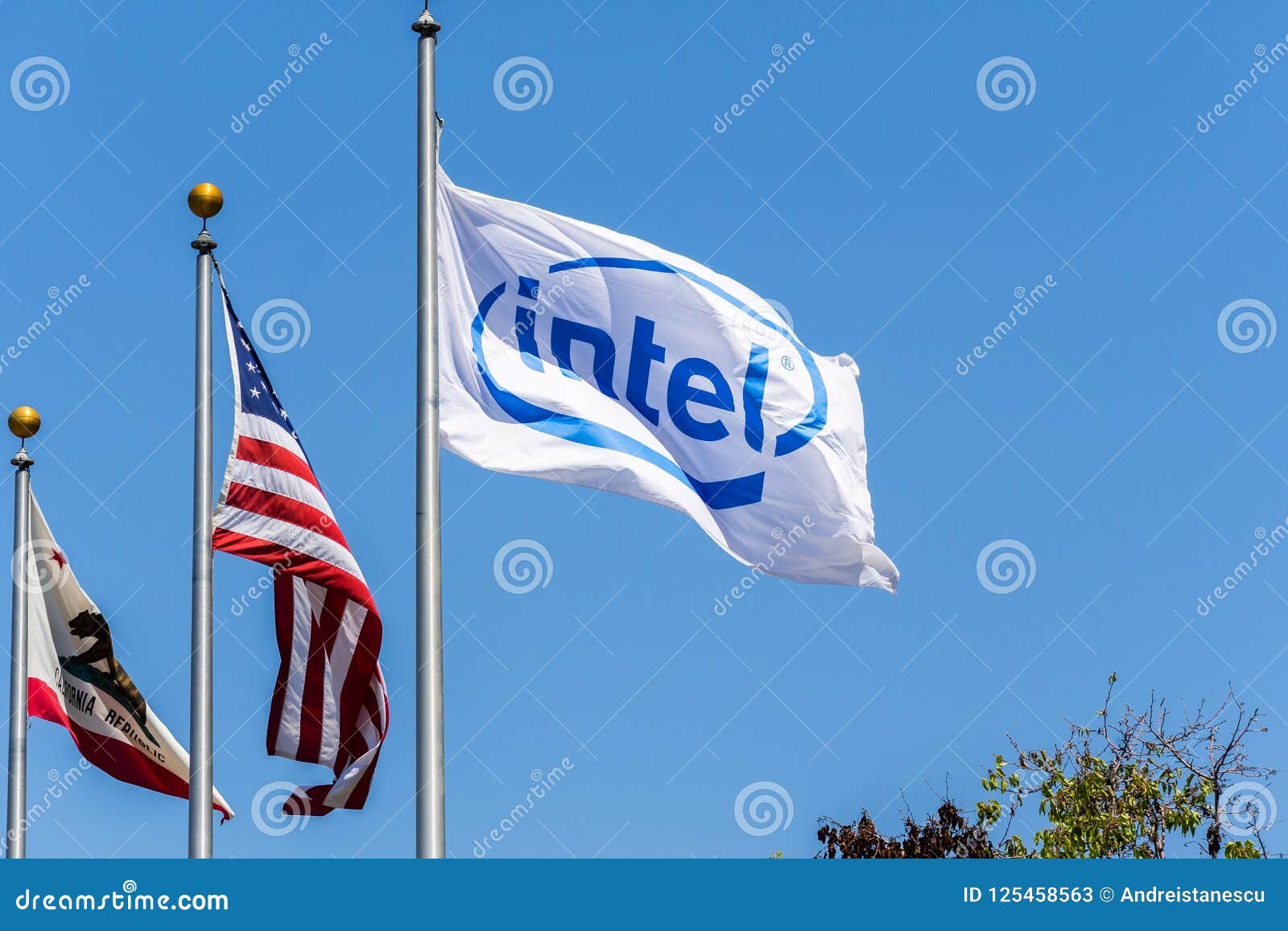 Logo D'Intel Sur Un Drapeau Soufflant Dans Le Vent Photo stock ...