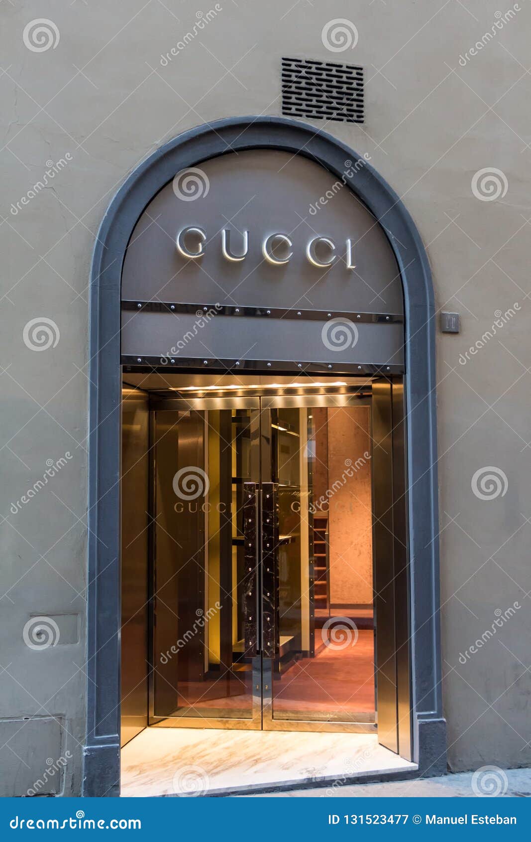 Logo De Gucci Sur Le Magasin De Gucci Photographie éditorial - Image du ...