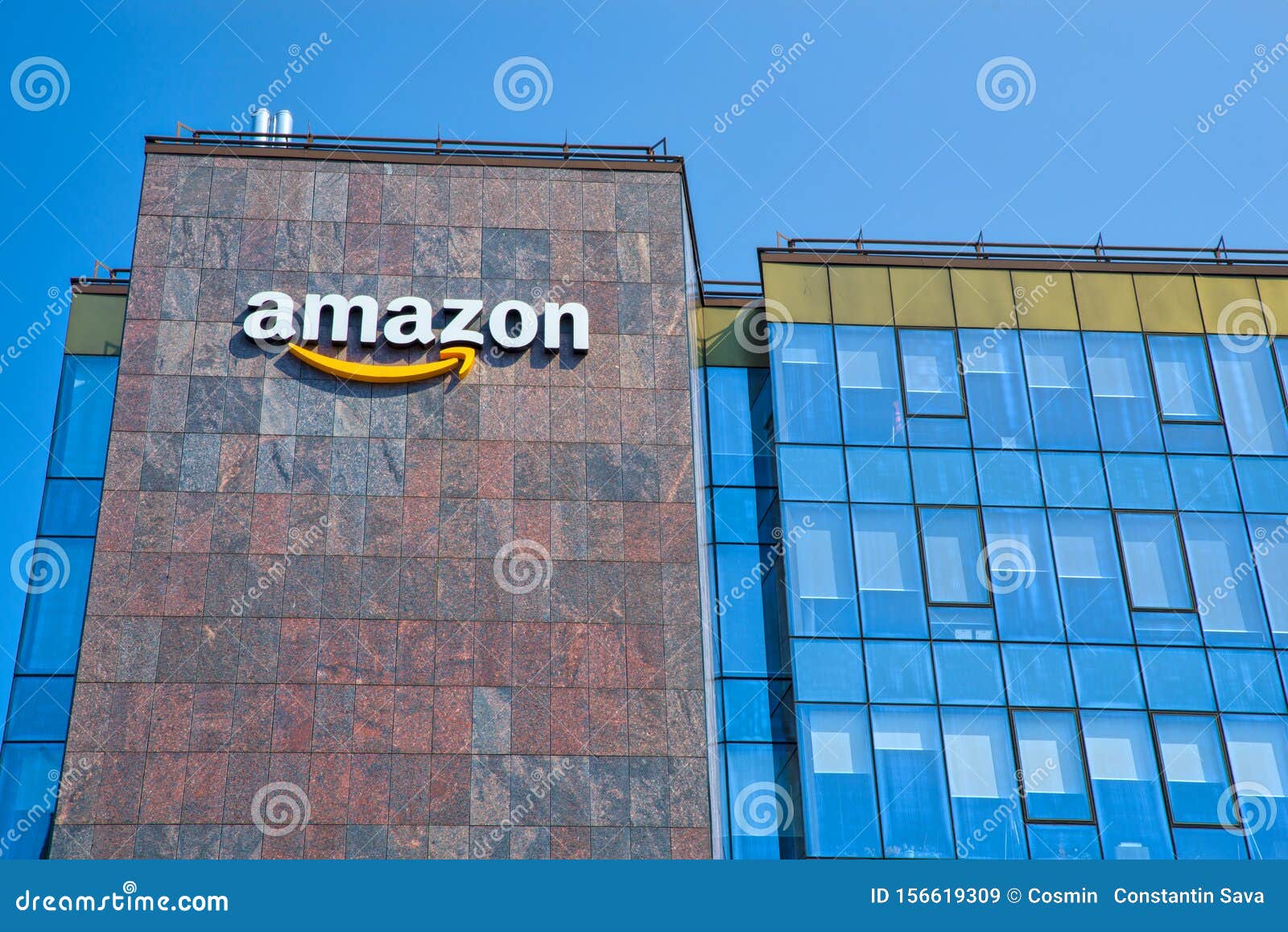 Logo De La Empresa Gigante Amazon En Moderno Edificio De Oficinas ...