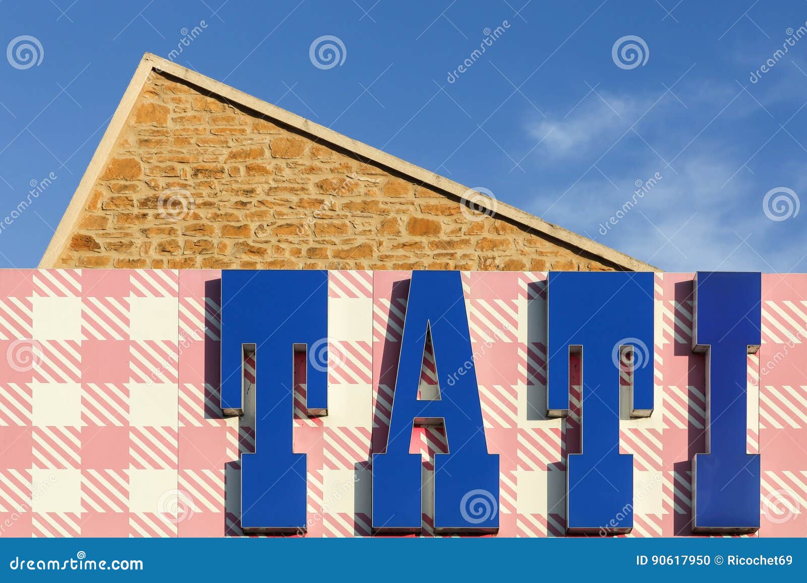 Logo de Tati sur un mur image éditorial. Image du bazar - 90617950