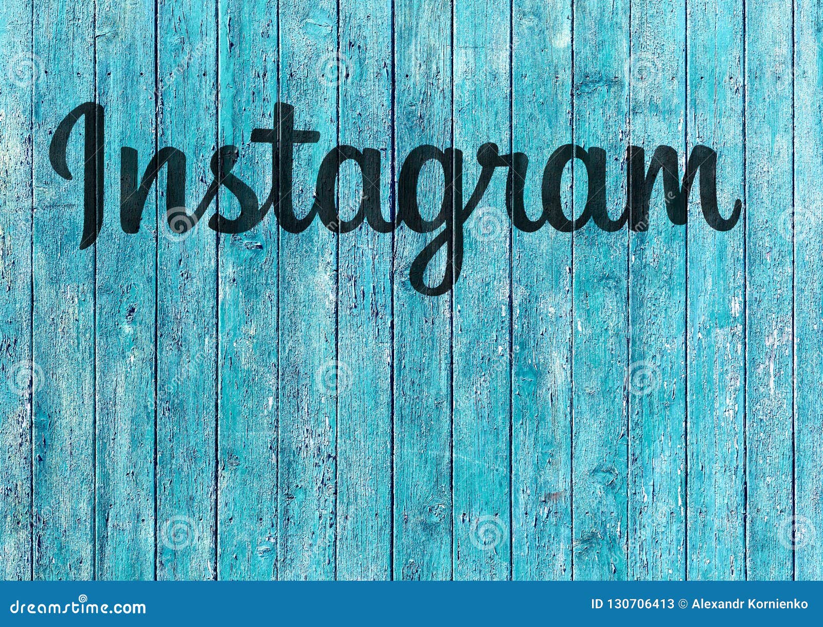 Logo Instagram En Fondo De Madera Azul Foto de archivo editorial ...