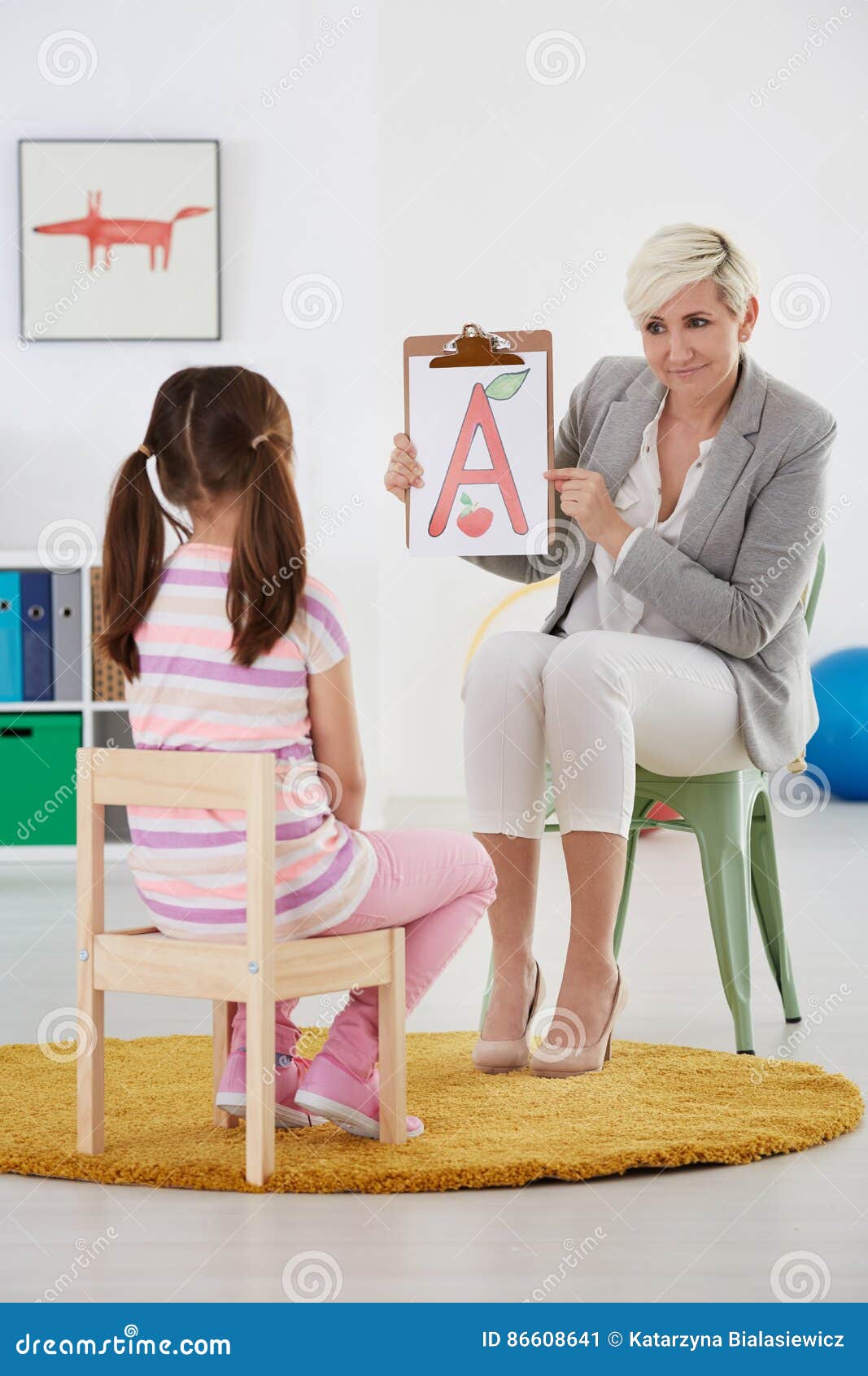 Logoped och liten flicka fotografering för bildbyråer. Bild av inomhus ...