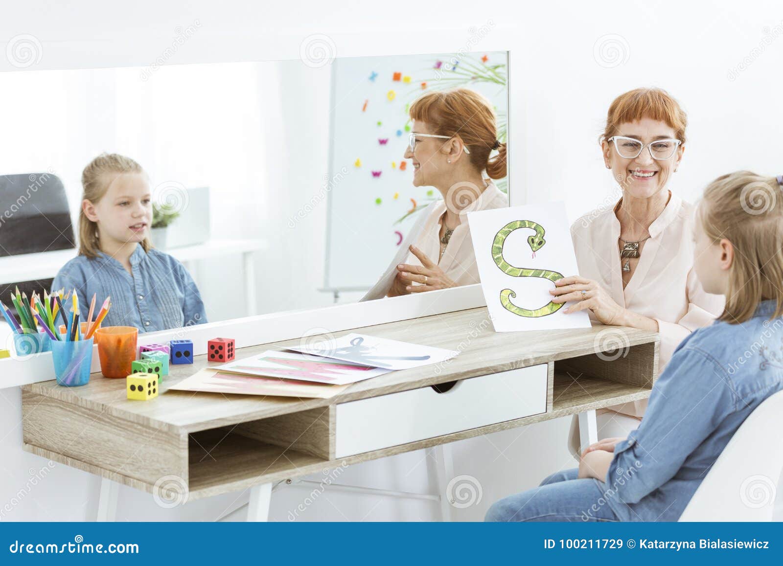 Logoped som visar en bild fotografering för bildbyråer. Bild av hjälp ...